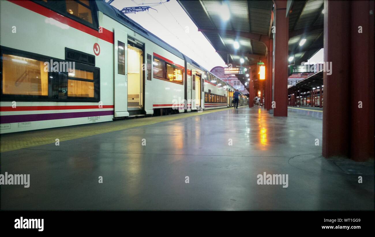 Subway train and subway platform hi-res stock photography and images ...