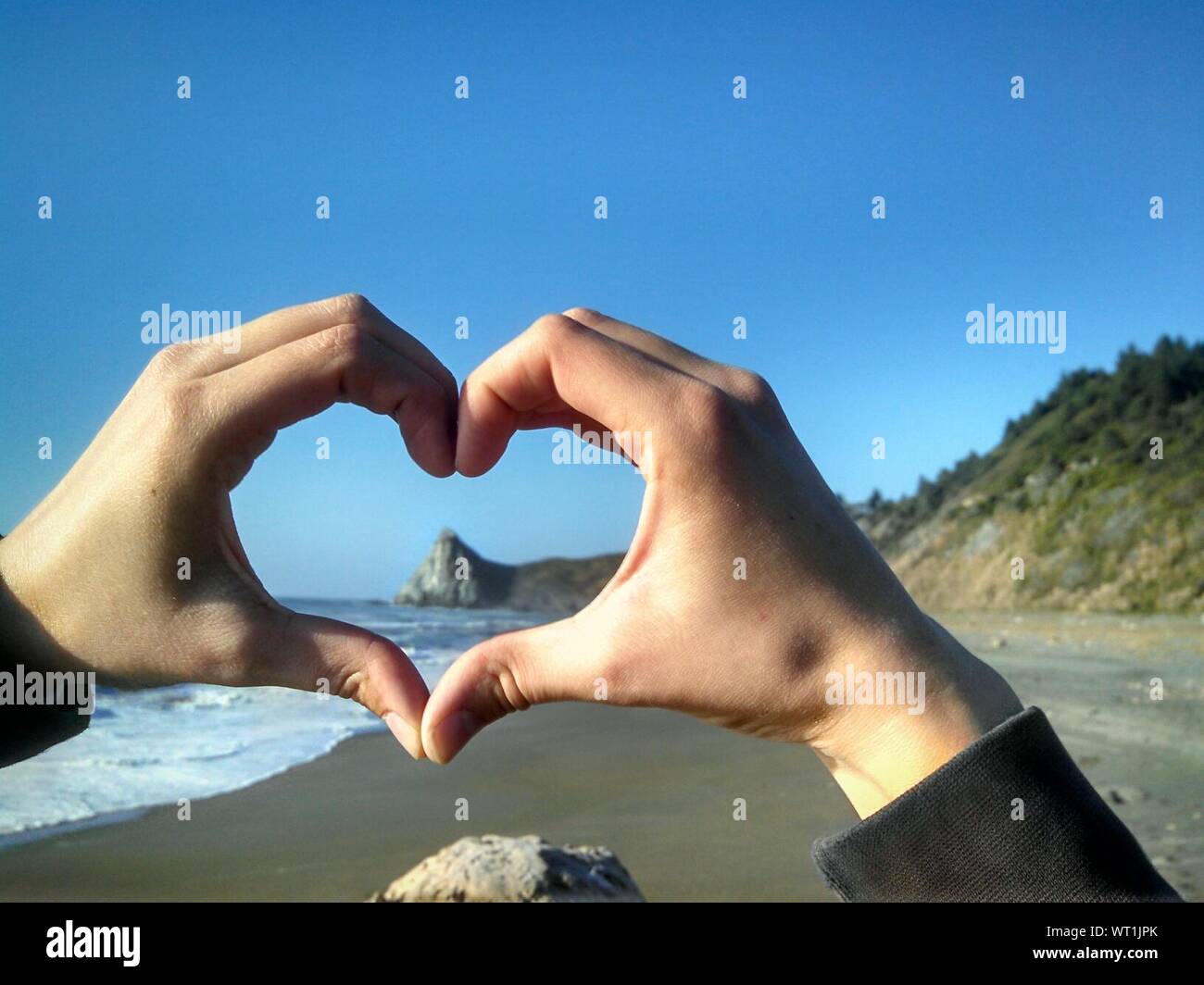 Heart hands beach hi-res stock photography and images - Alamy