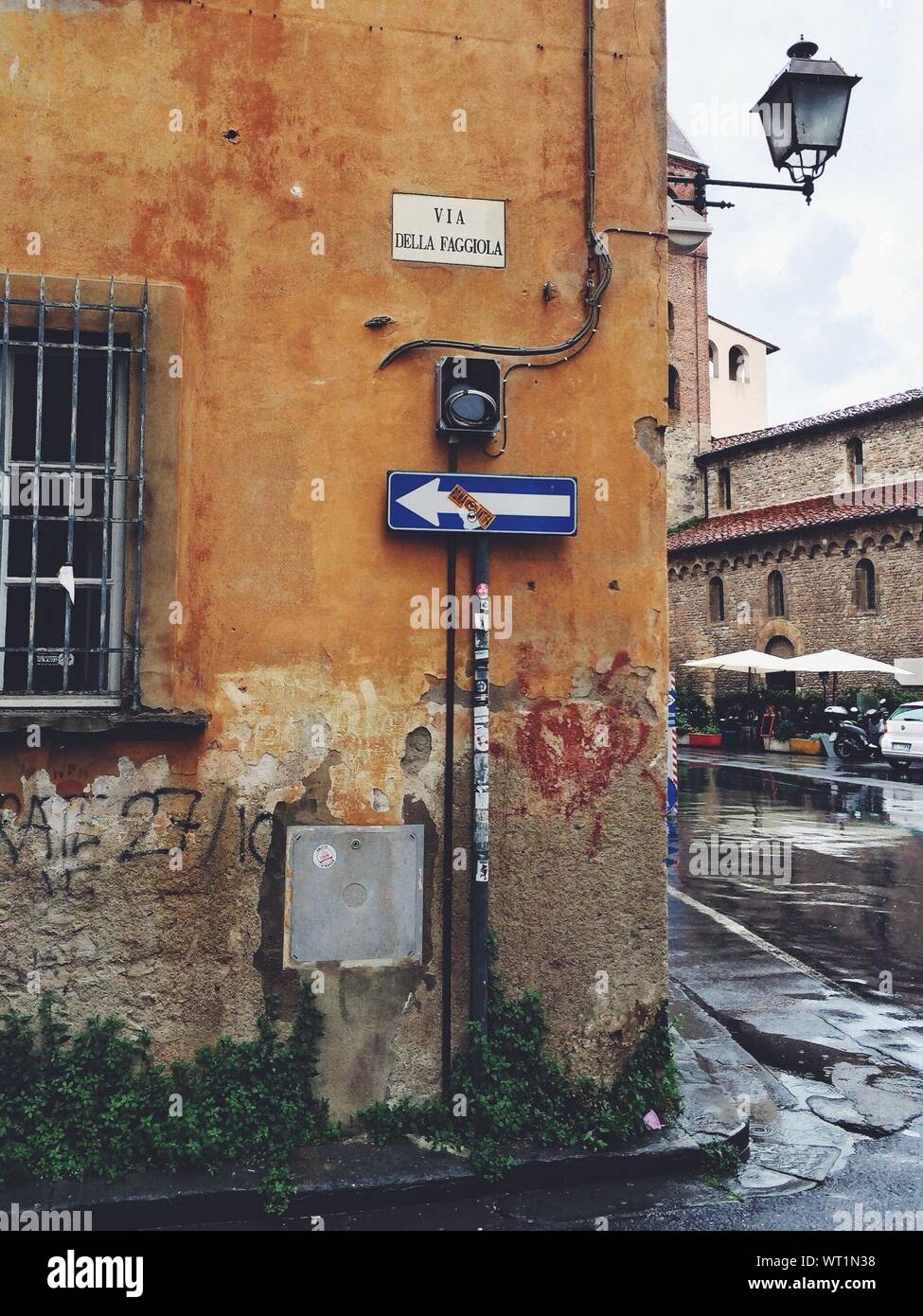 Building arrow sign direction hi-res stock photography and images - Alamy