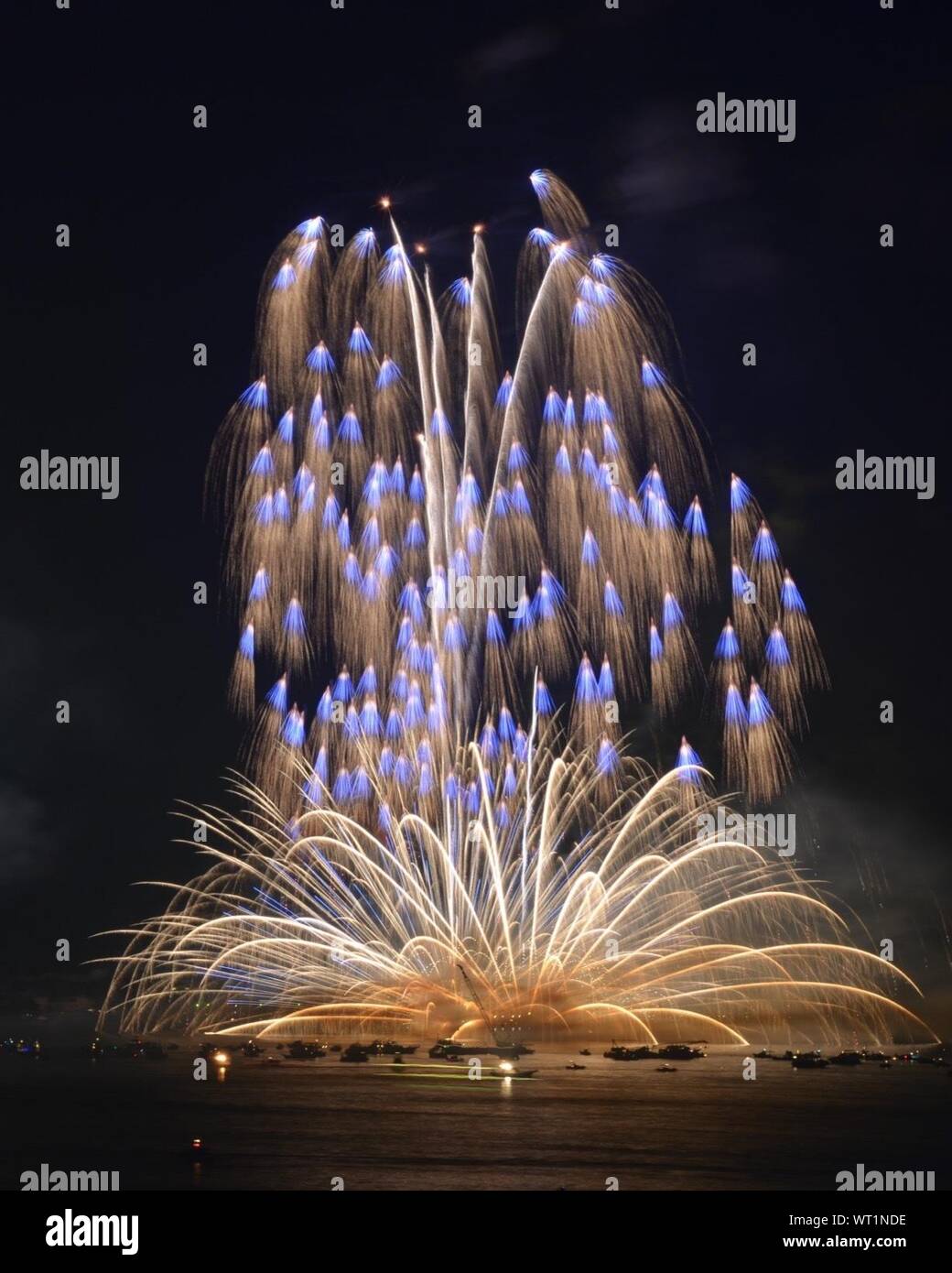 Japanese fireworks display hi-res stock photography and images - Alamy