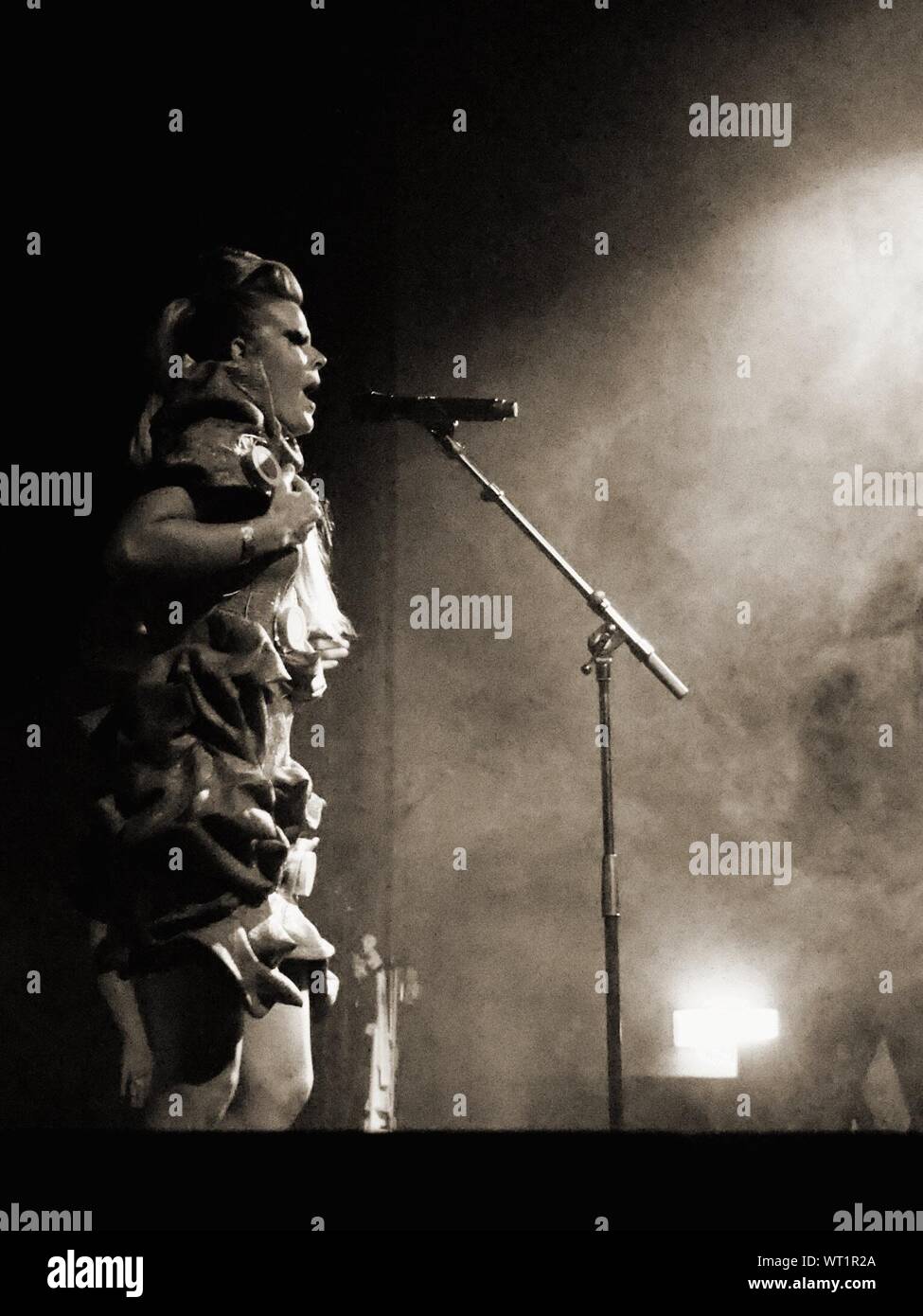 Female singer performance hi-res stock photography and images - Alamy