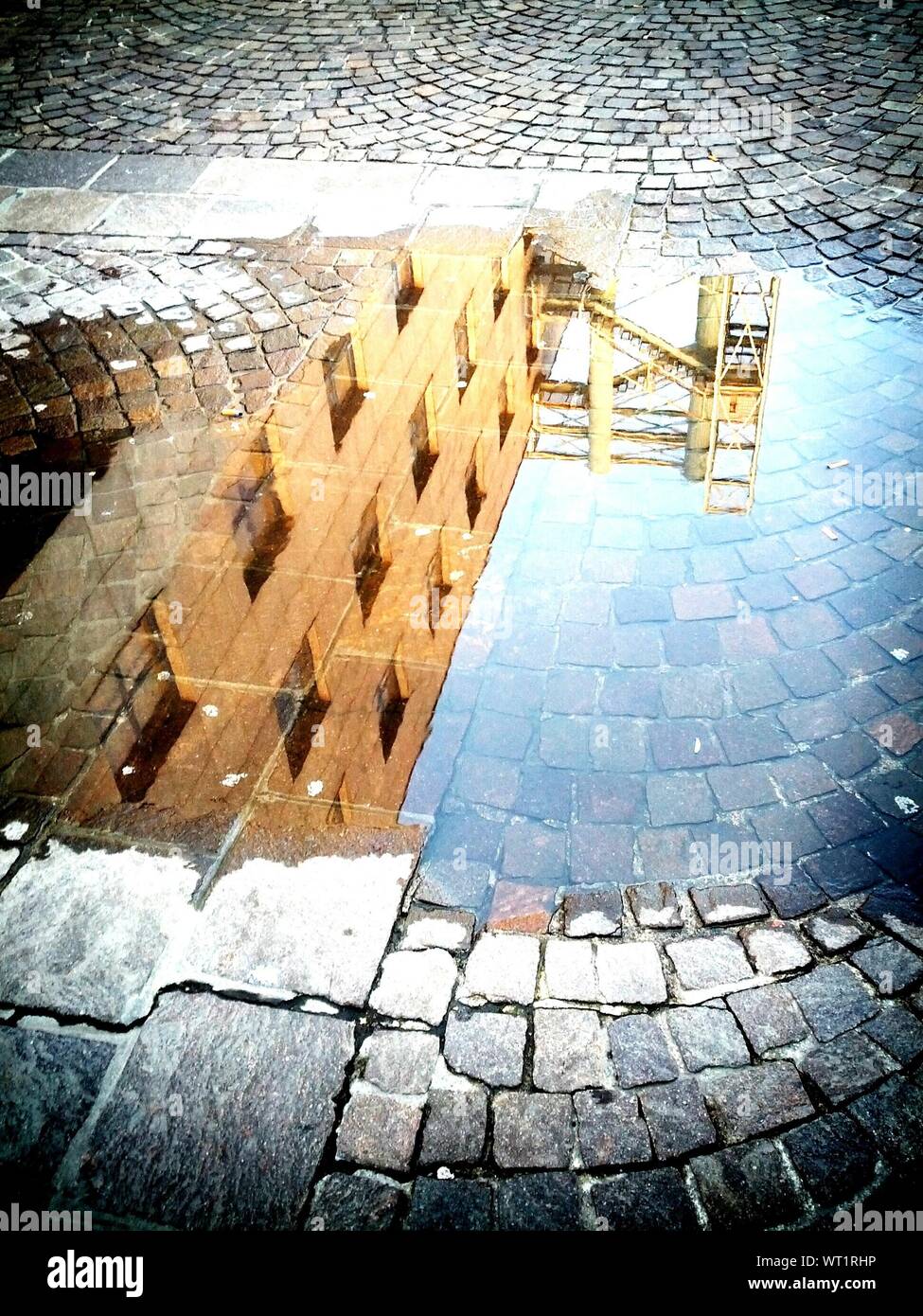 Puddle reflection building hi-res stock photography and images - Alamy