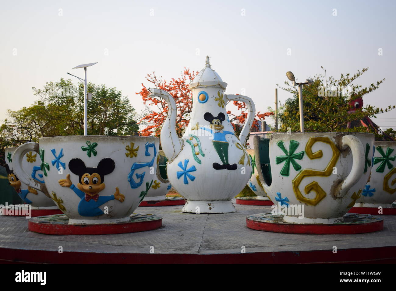 Tea cup ride hi-res stock photography and images - Alamy