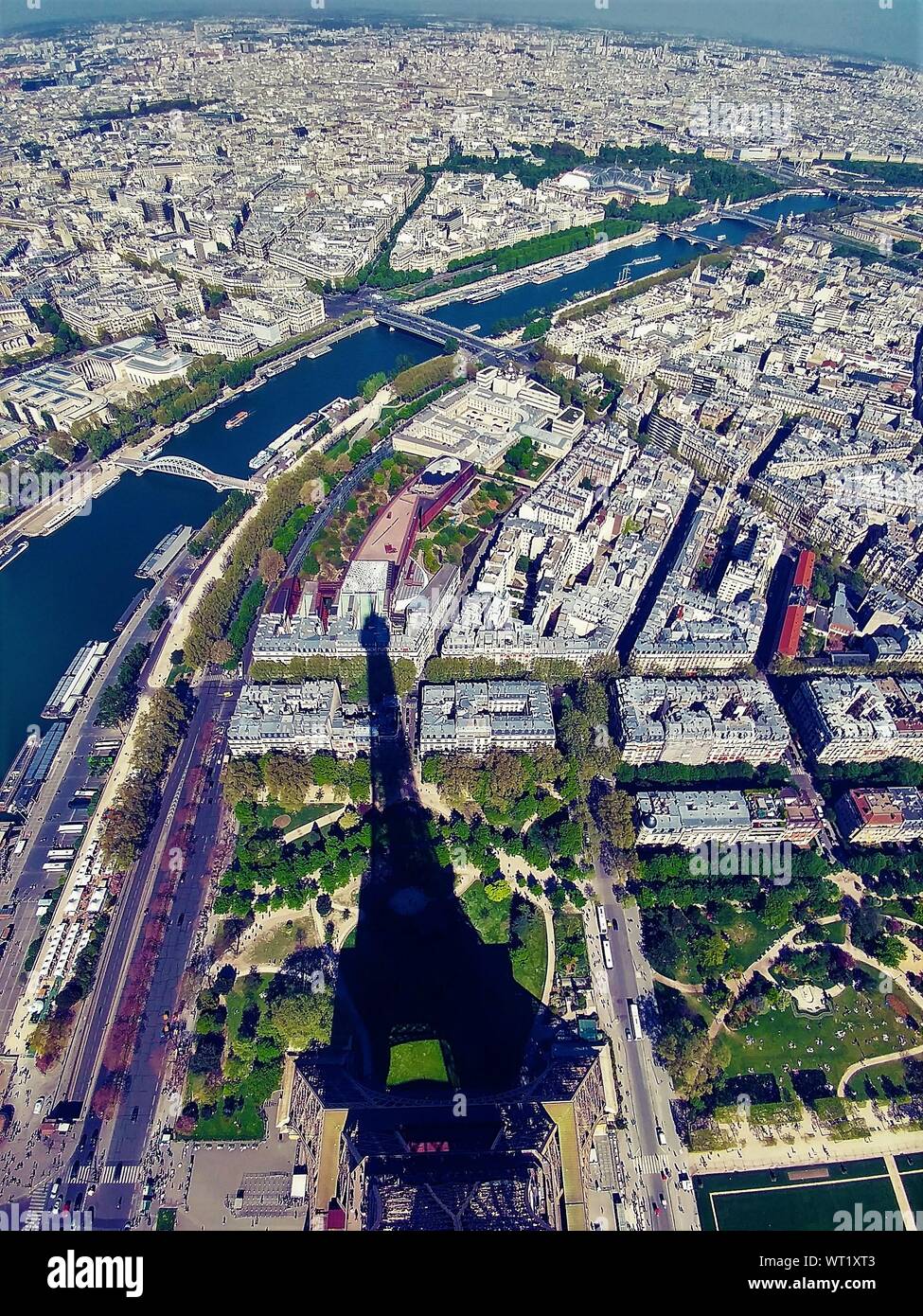 Paris eiffel tower aerial view river hi-res stock photography and ...