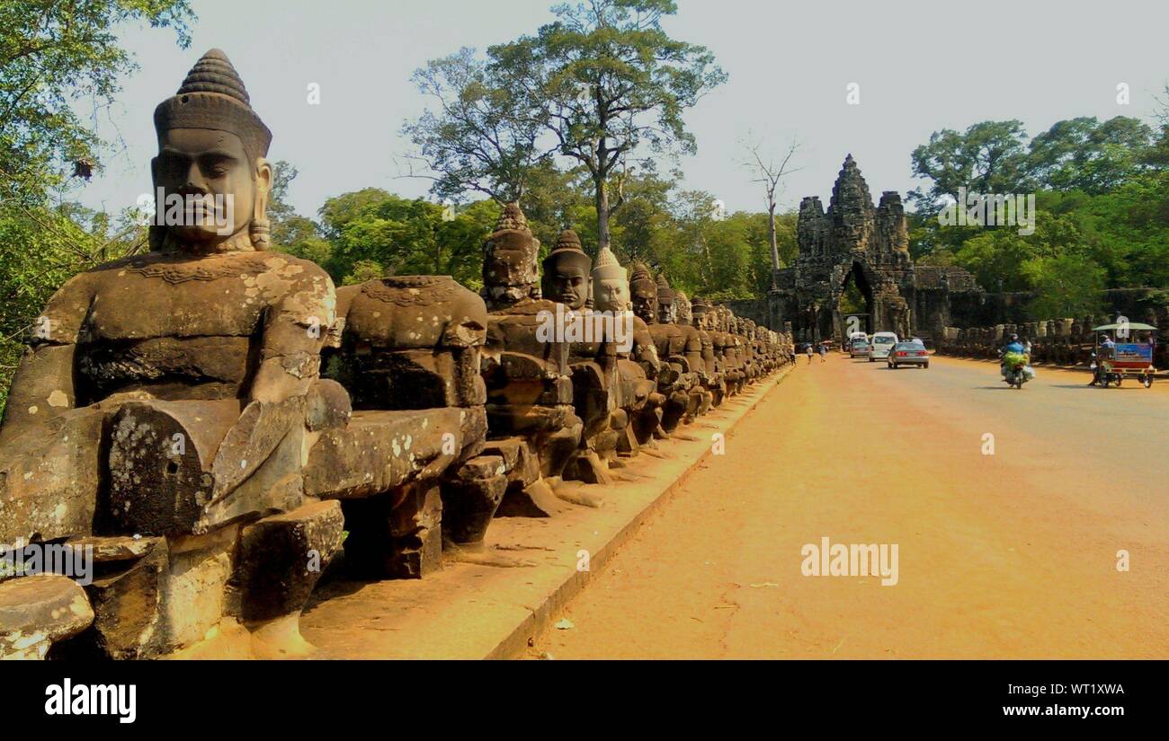 Row of statues hi-res stock photography and images - Alamy