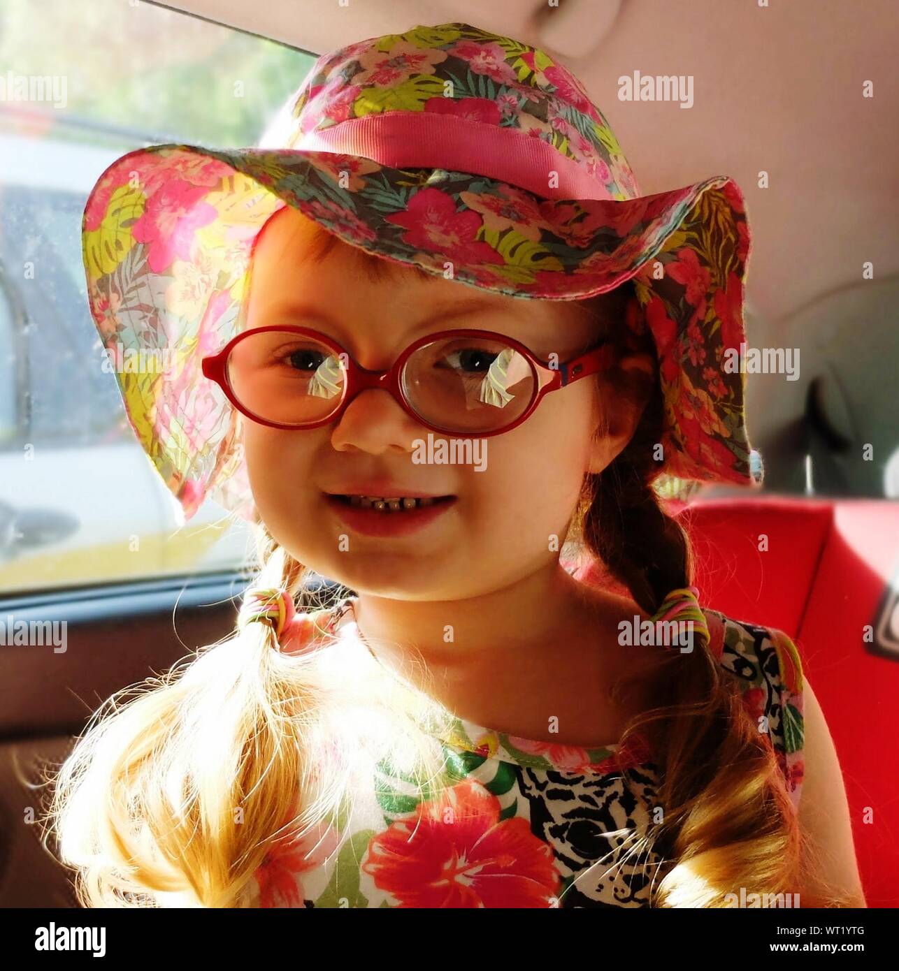 Girl wearing eyeglasses hi-res stock photography and images - Alamy