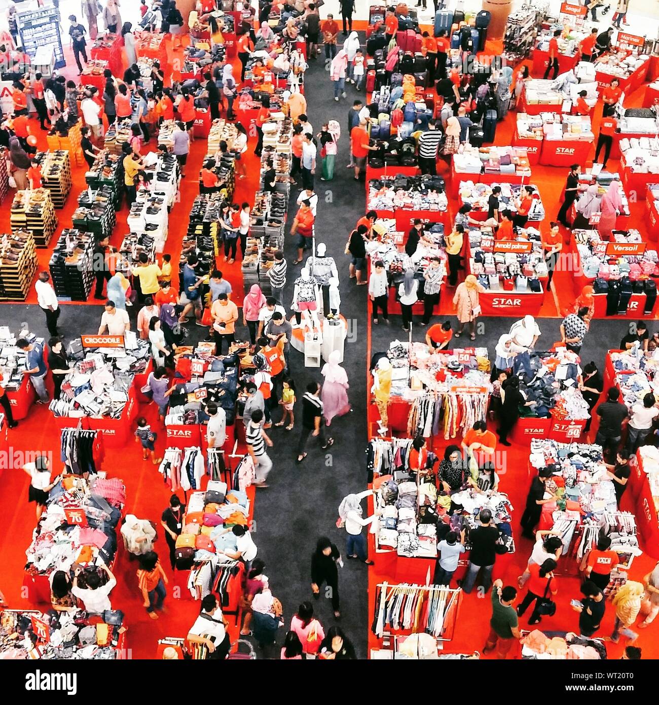Clothing store sale crowd hi-res stock photography and images - Alamy