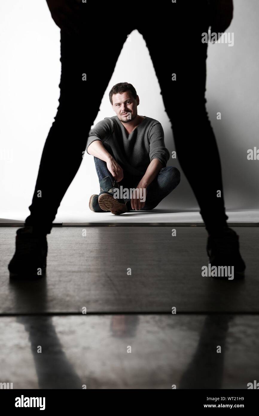 Looking through legs hi-res stock photography and images - Alamy