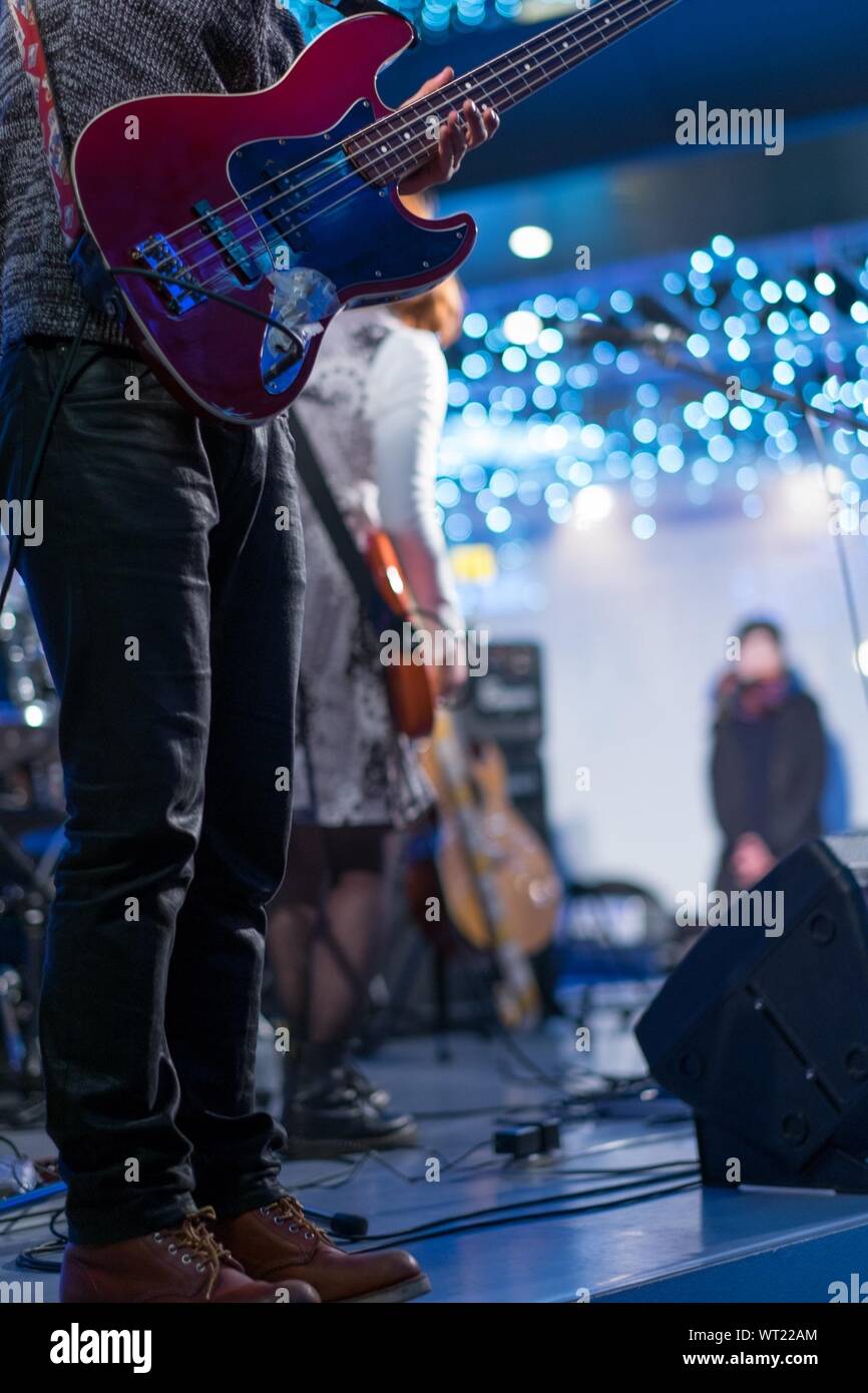 Guitarists hi-res stock photography and images - Alamy
