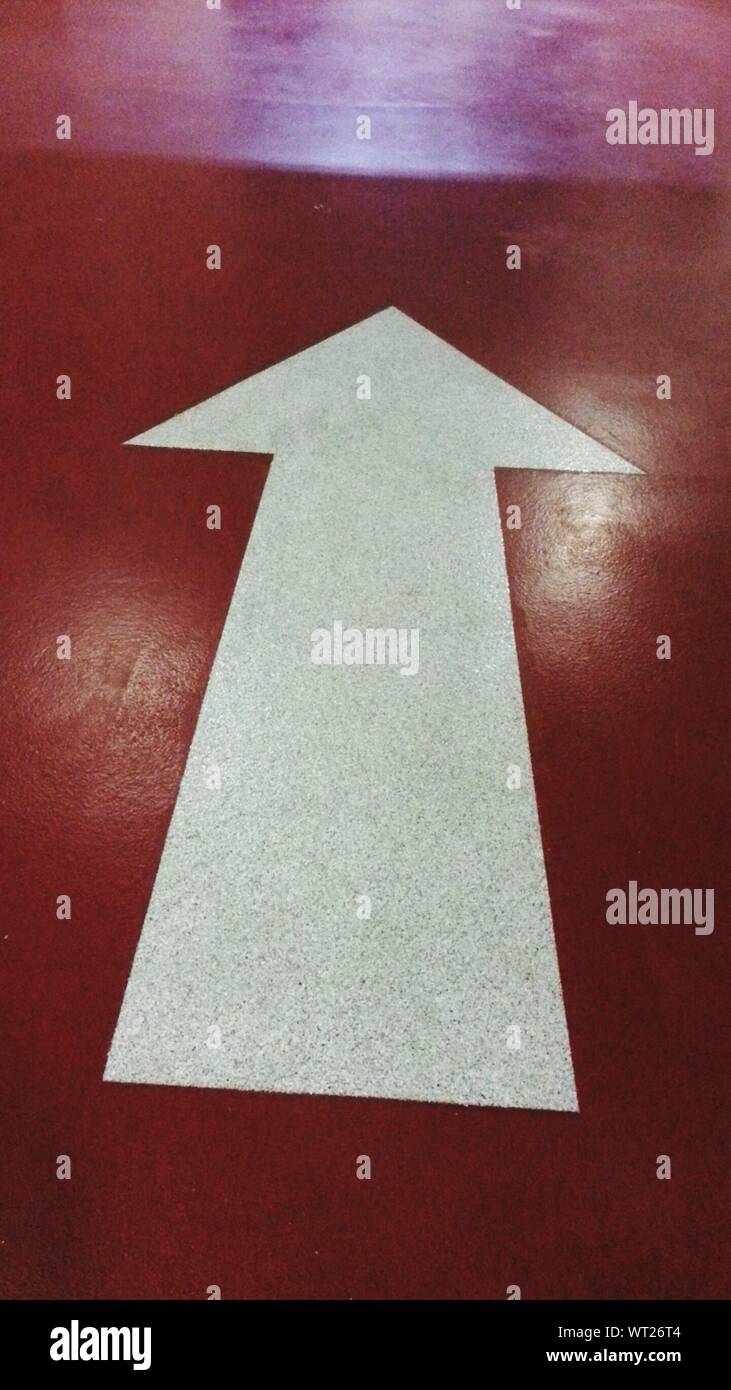 White arrow hi-res stock photography and images - Alamy