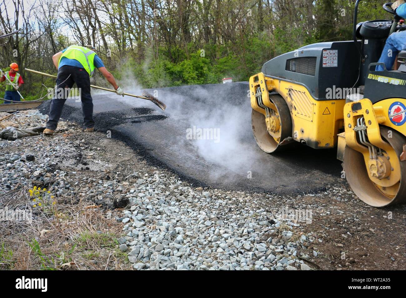 Asphalt workers hi-res stock photography and images - Alamy