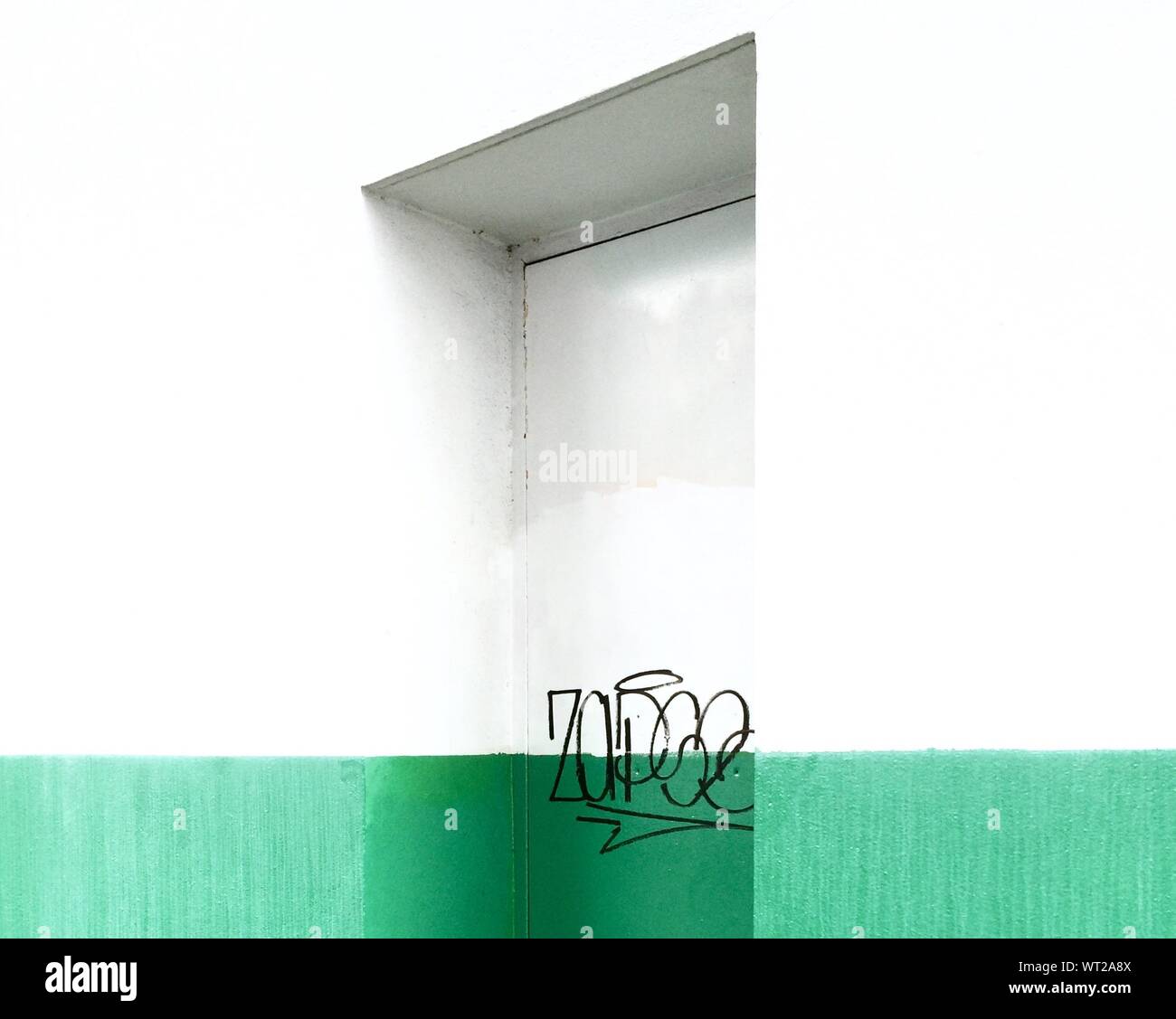 Green color graffiti hi-res stock photography and images - Alamy