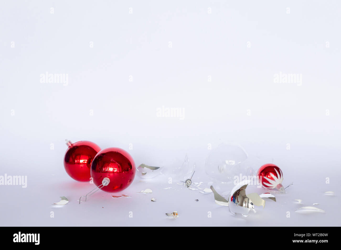 Broken christmas ornament hi-res stock photography and images - Alamy