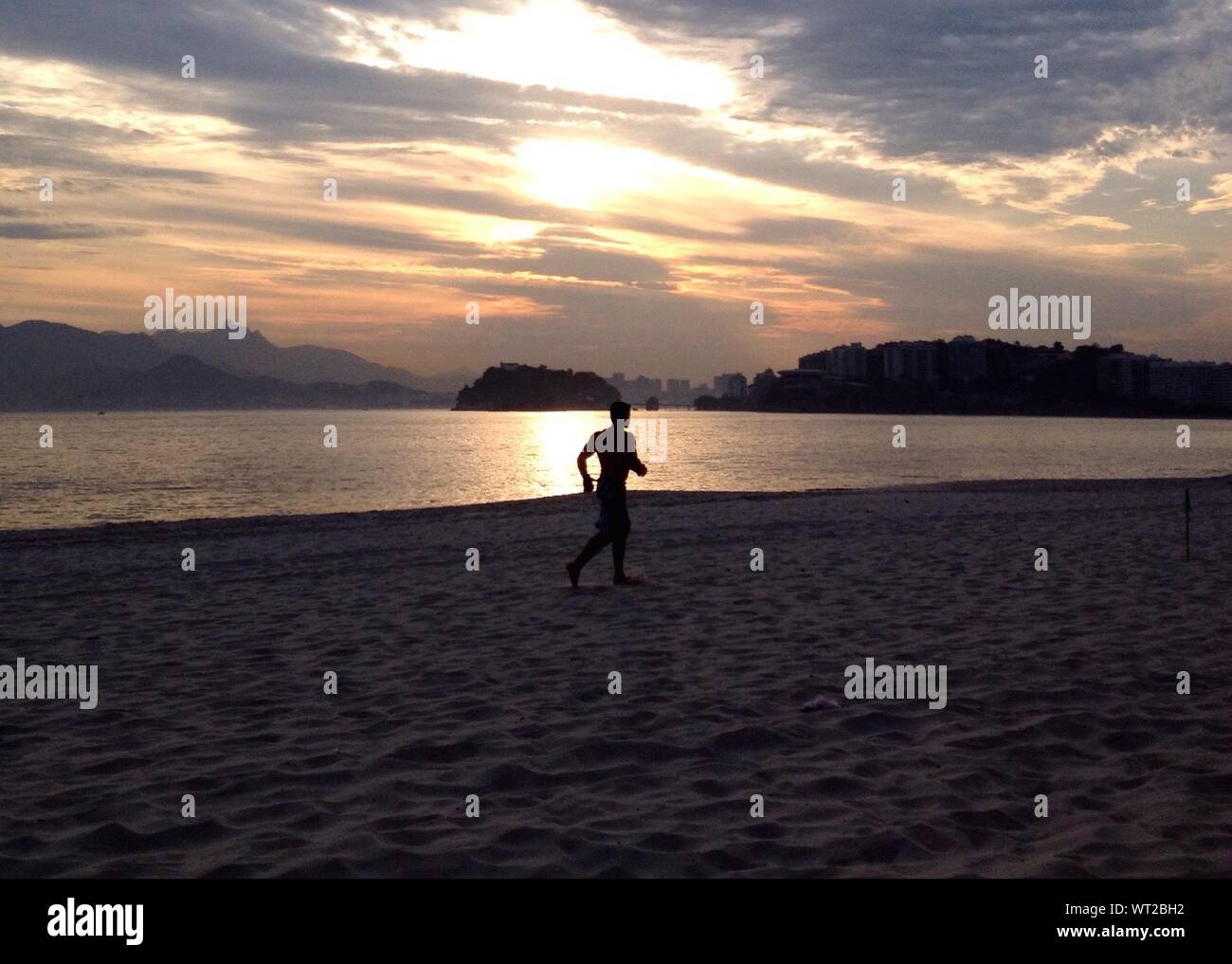 Man running at sunset hi-res stock photography and images - Alamy