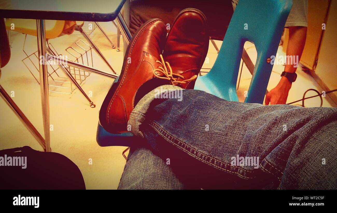 Man legs crossed hi-res stock photography and images - Alamy