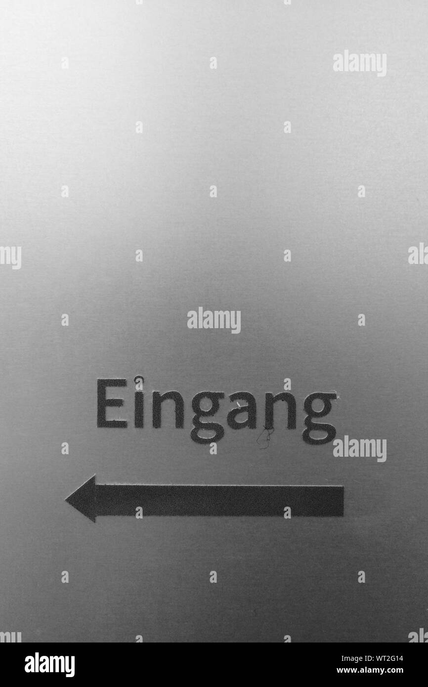 Entry and arrow sign hi-res stock photography and images - Alamy