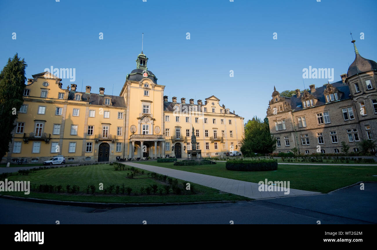 11 September 2019, Lower Saxony, Bückeburg: The rising sun shines on ...