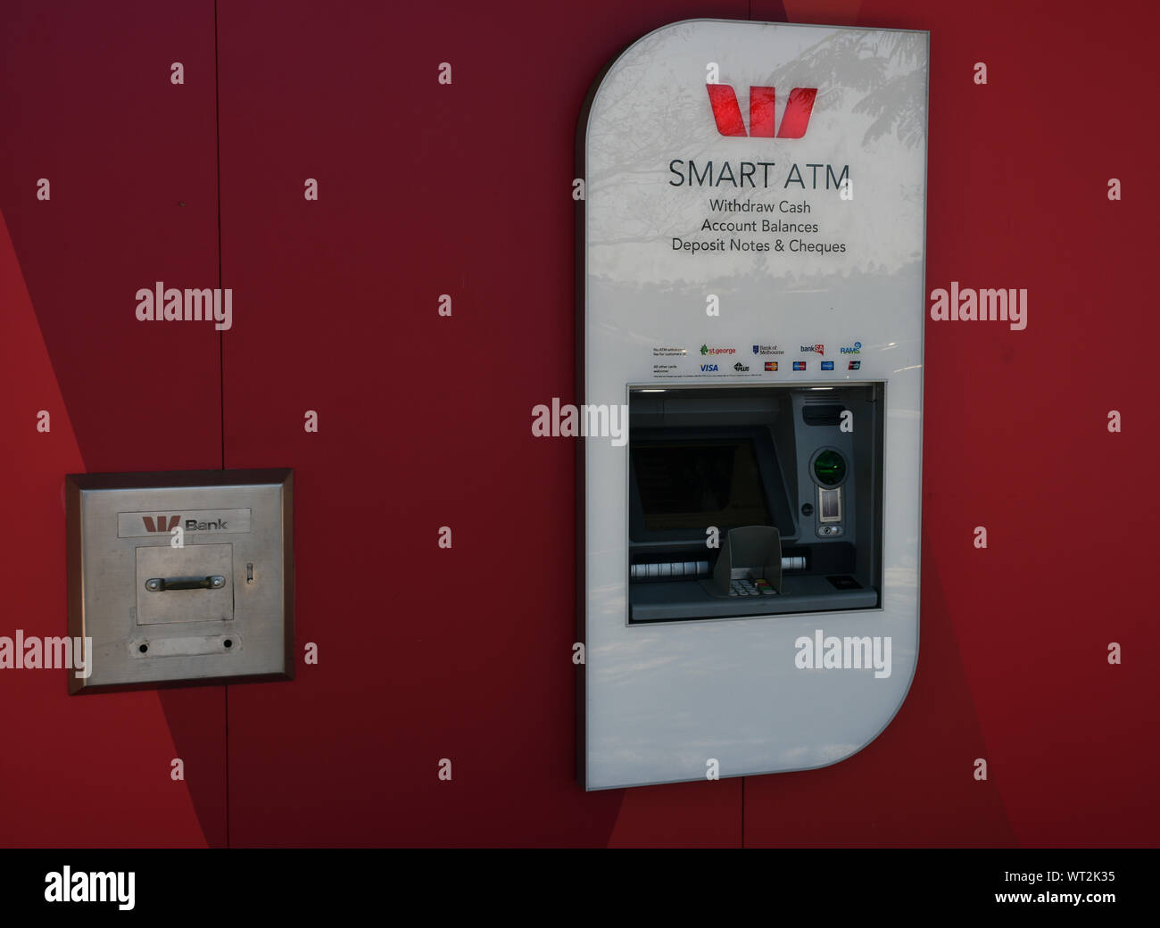 Bank teller hi-res stock photography and images - Alamy