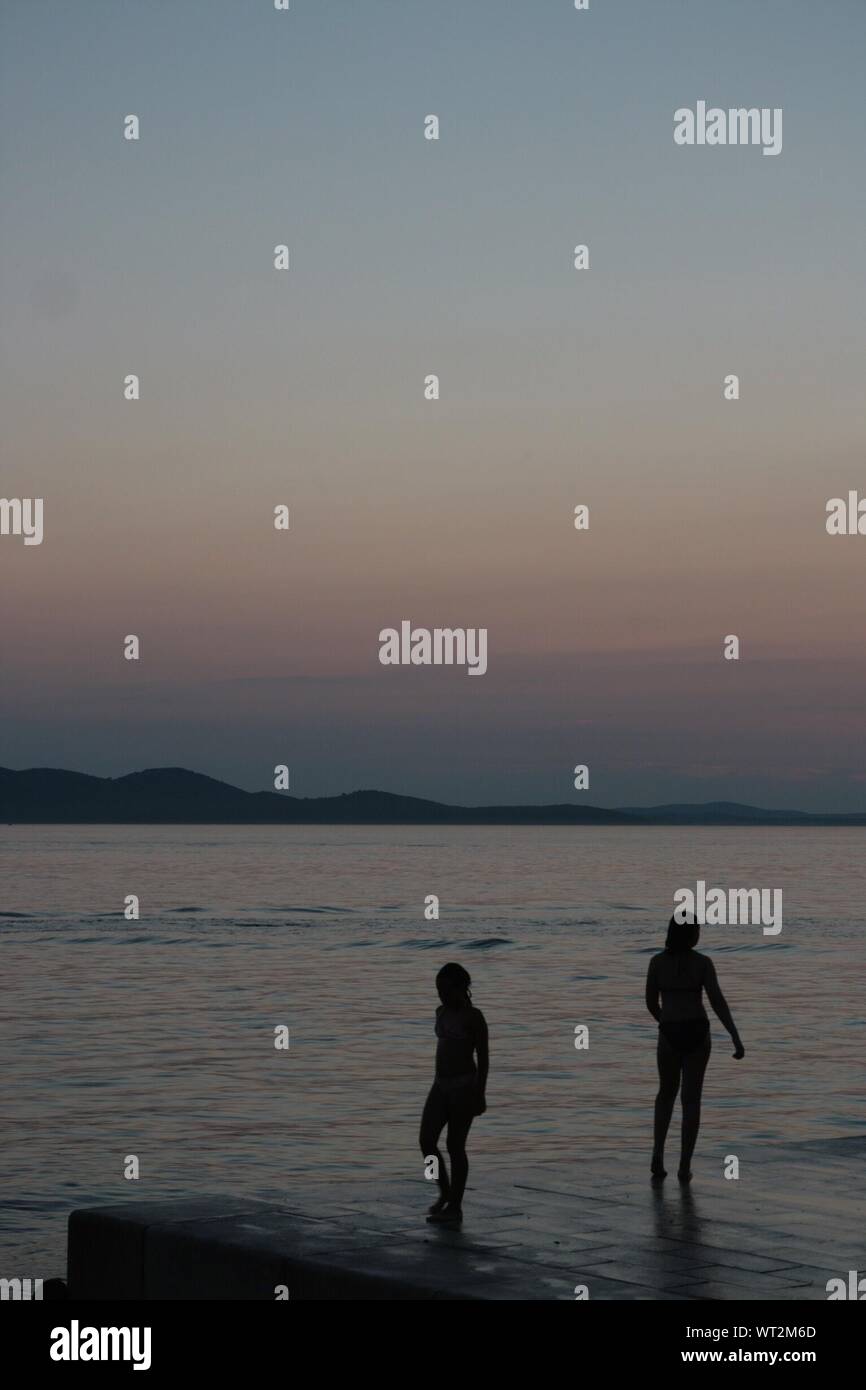 Women sunset beach hi-res stock photography and images - Alamy
