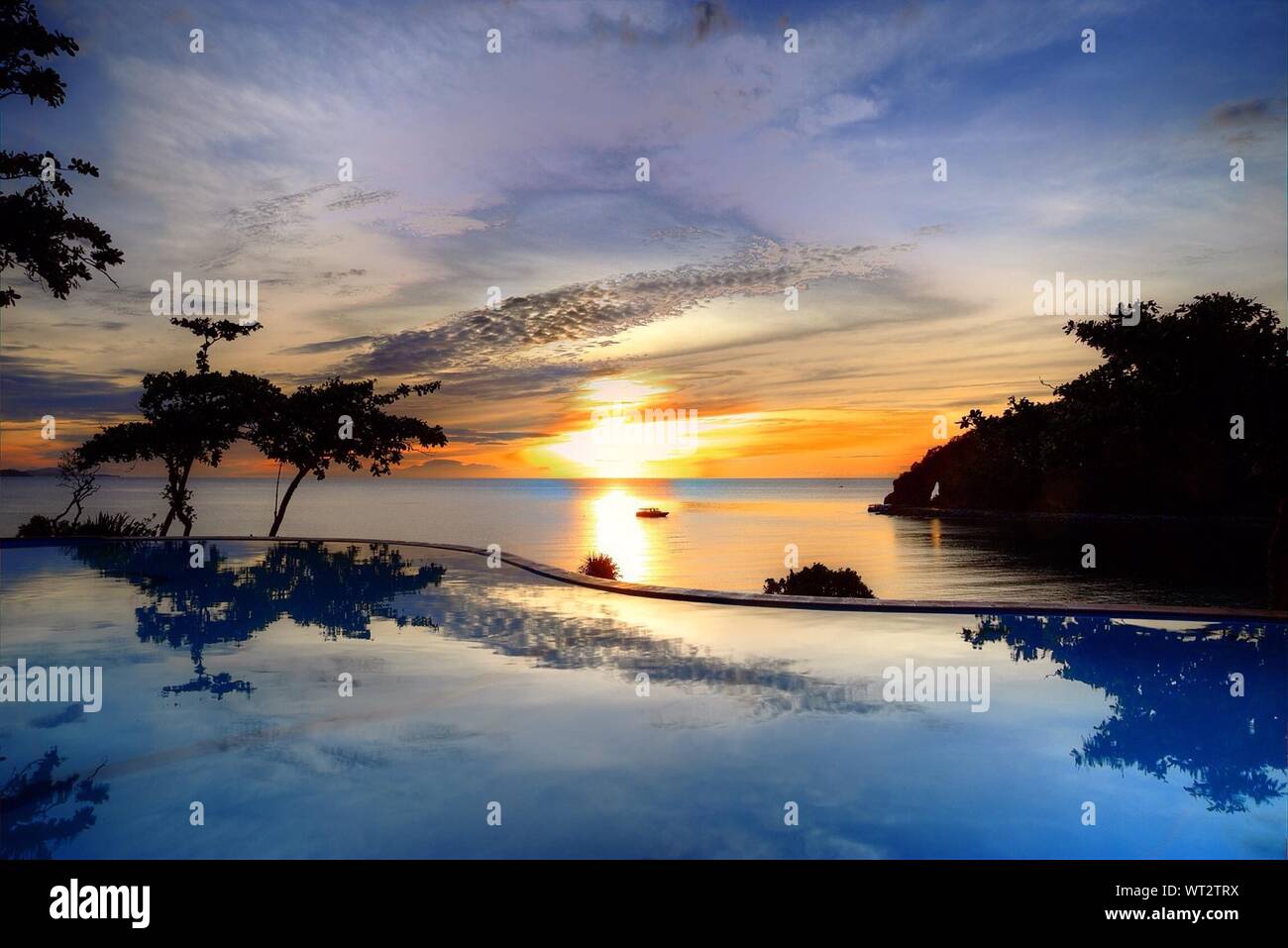 Infinity pool overlooking ocean hi-res stock photography and images - Alamy