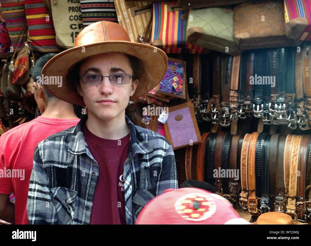 Teenager market stall hi-res stock photography and images - Alamy
