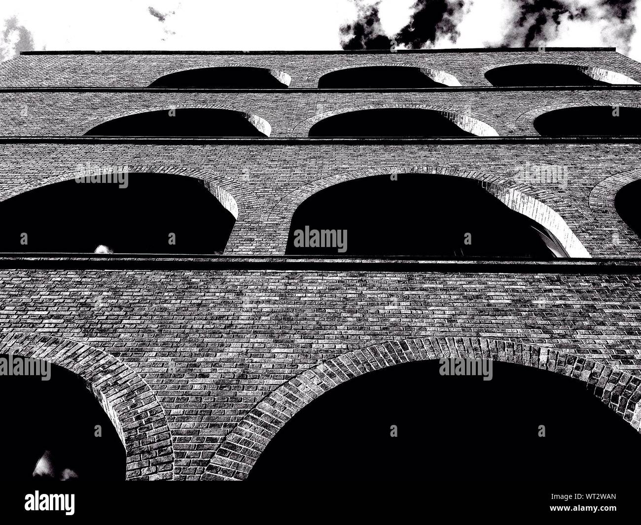 Brick building arches hi-res stock photography and images - Alamy