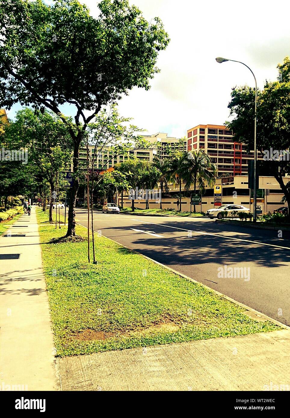 Sunny city street hi-res stock photography and images - Alamy