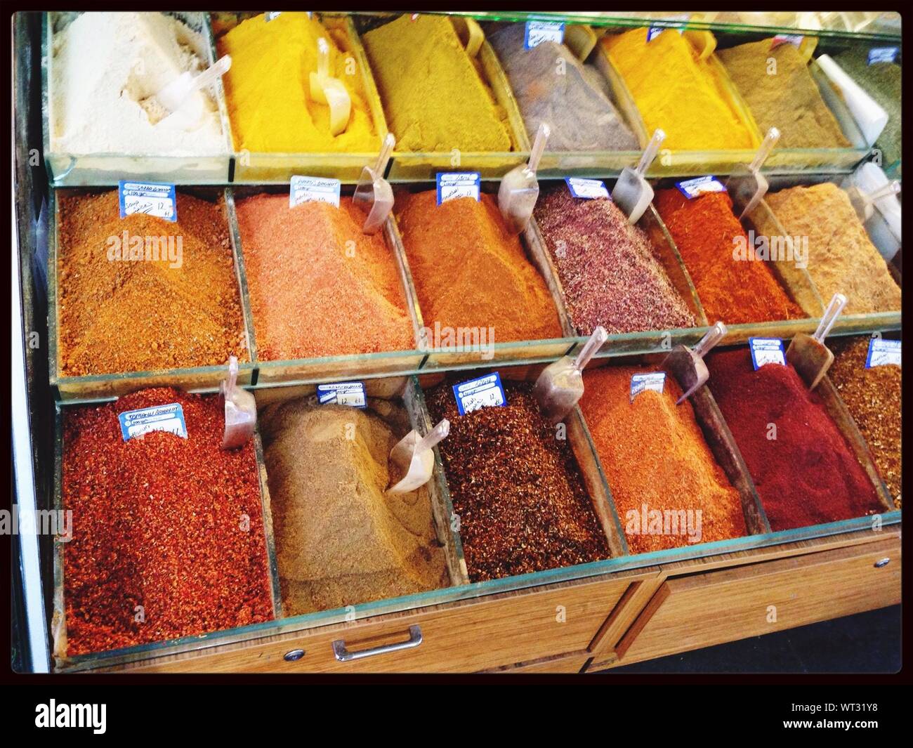 Spices in market stall hi-res stock photography and images - Alamy