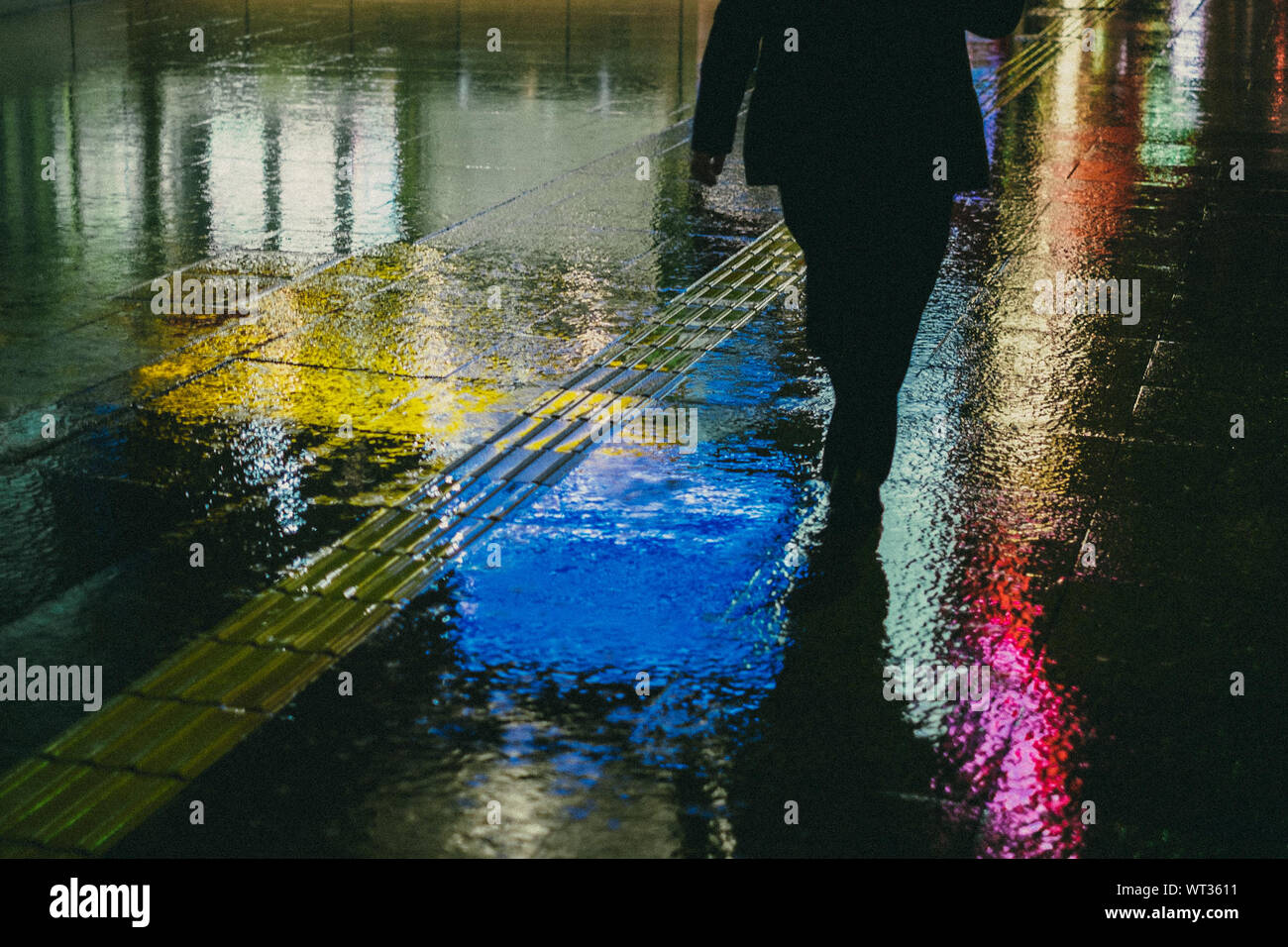 Wet Road Night Street High Resolution Stock Photography and Images - Alamy