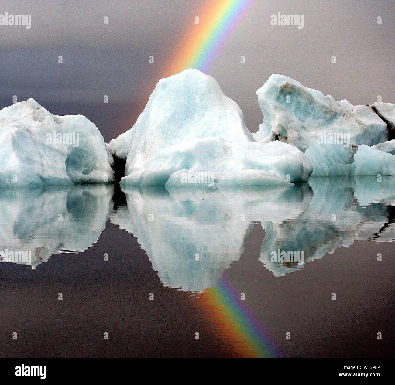 Snow falling on lake hi-res stock photography and images - Alamy
