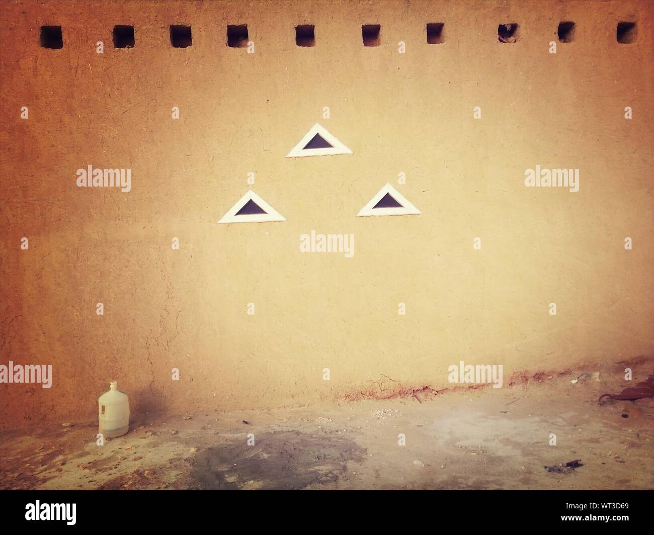 Wall shapes hi-res stock photography and images - Alamy