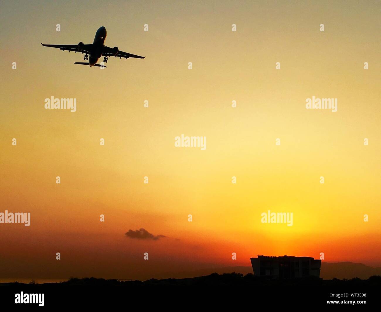 Air vehicle flying mid air transportation hi-res stock photography and ...