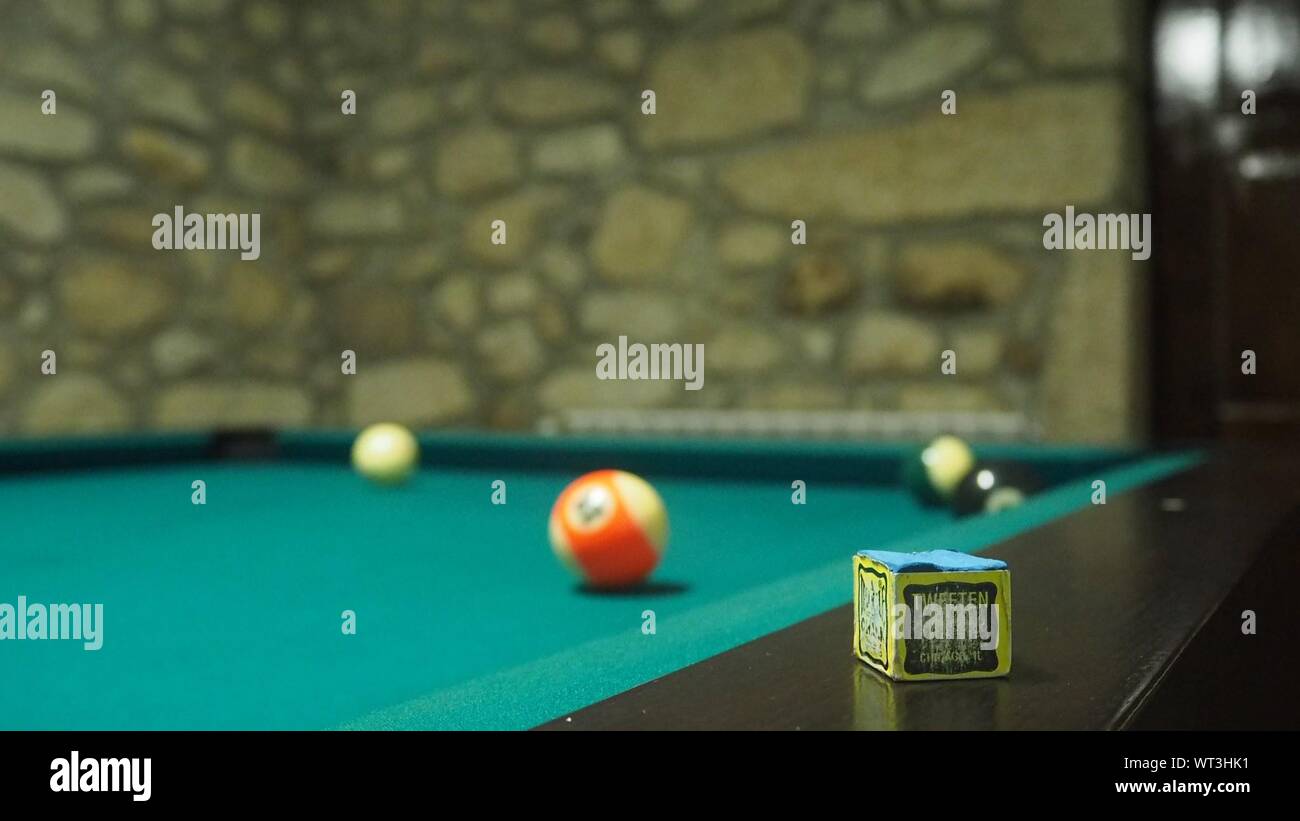 Snooker cue chalk hi-res stock photography and images - Alamy