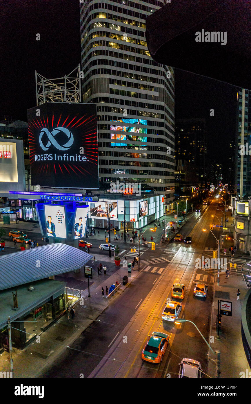 Dundas square toronto night hi-res stock photography and images - Alamy