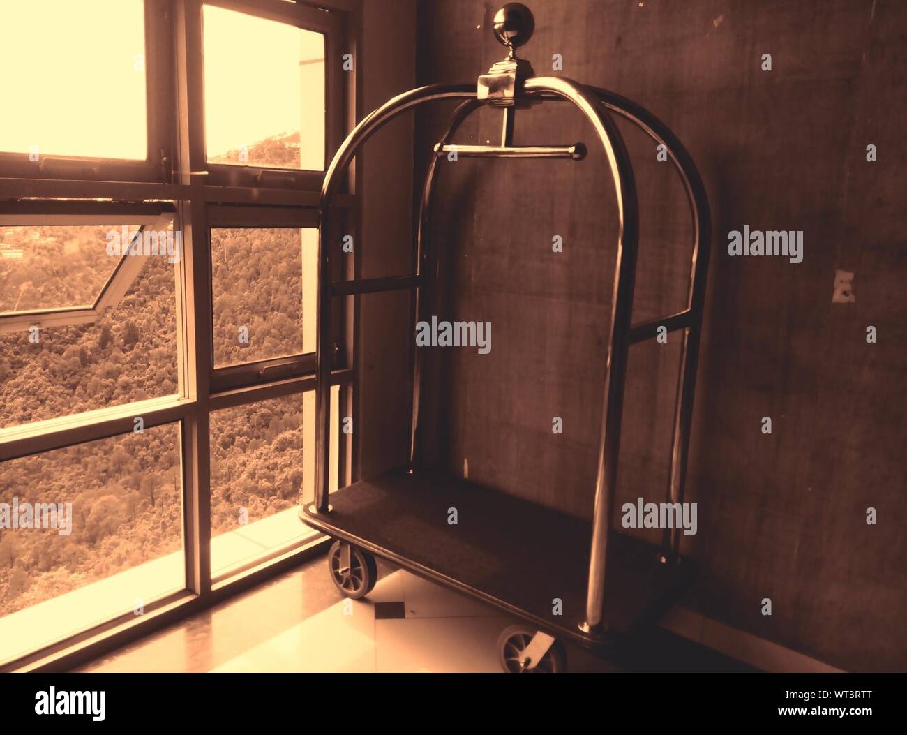 Empty luggage hi-res stock photography and images - Alamy