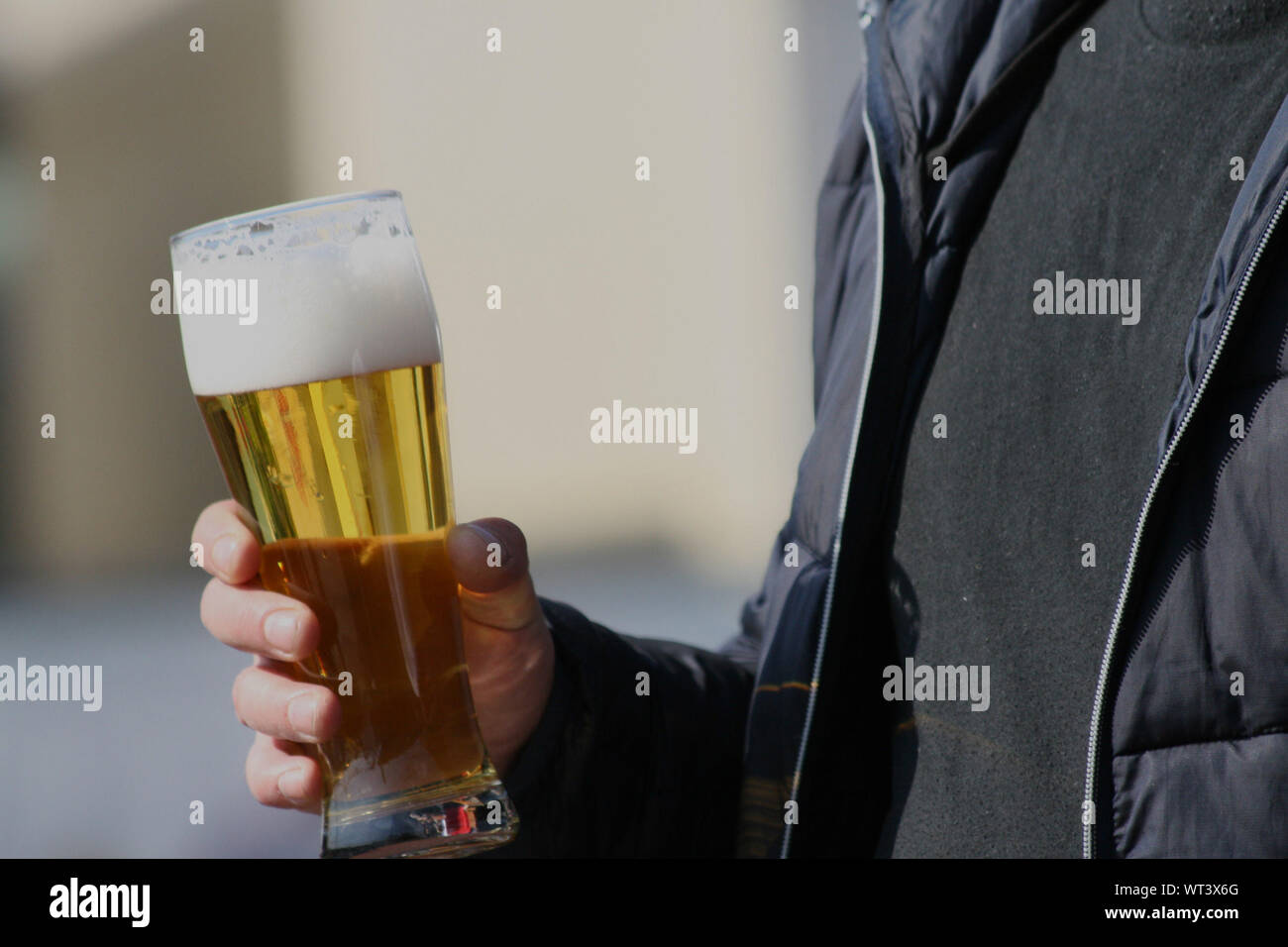Man holding pint hi-res stock photography and images - Alamy