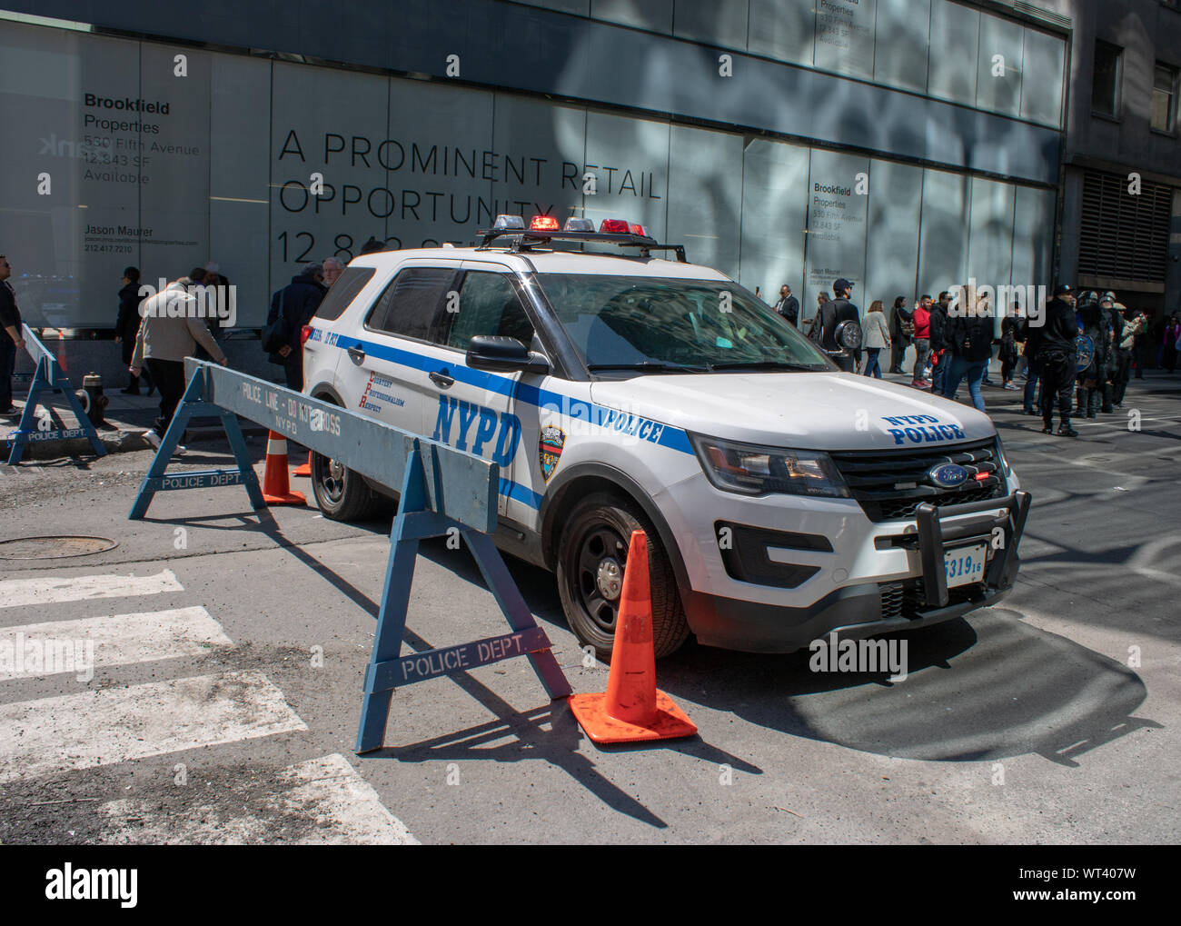 Nypd blue car hi-res stock photography and images - Alamy