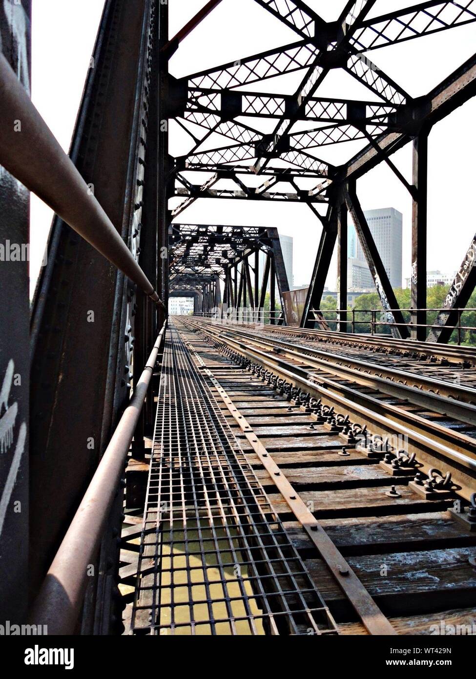 Iron bridge railroad tracks hi-res stock photography and images - Alamy