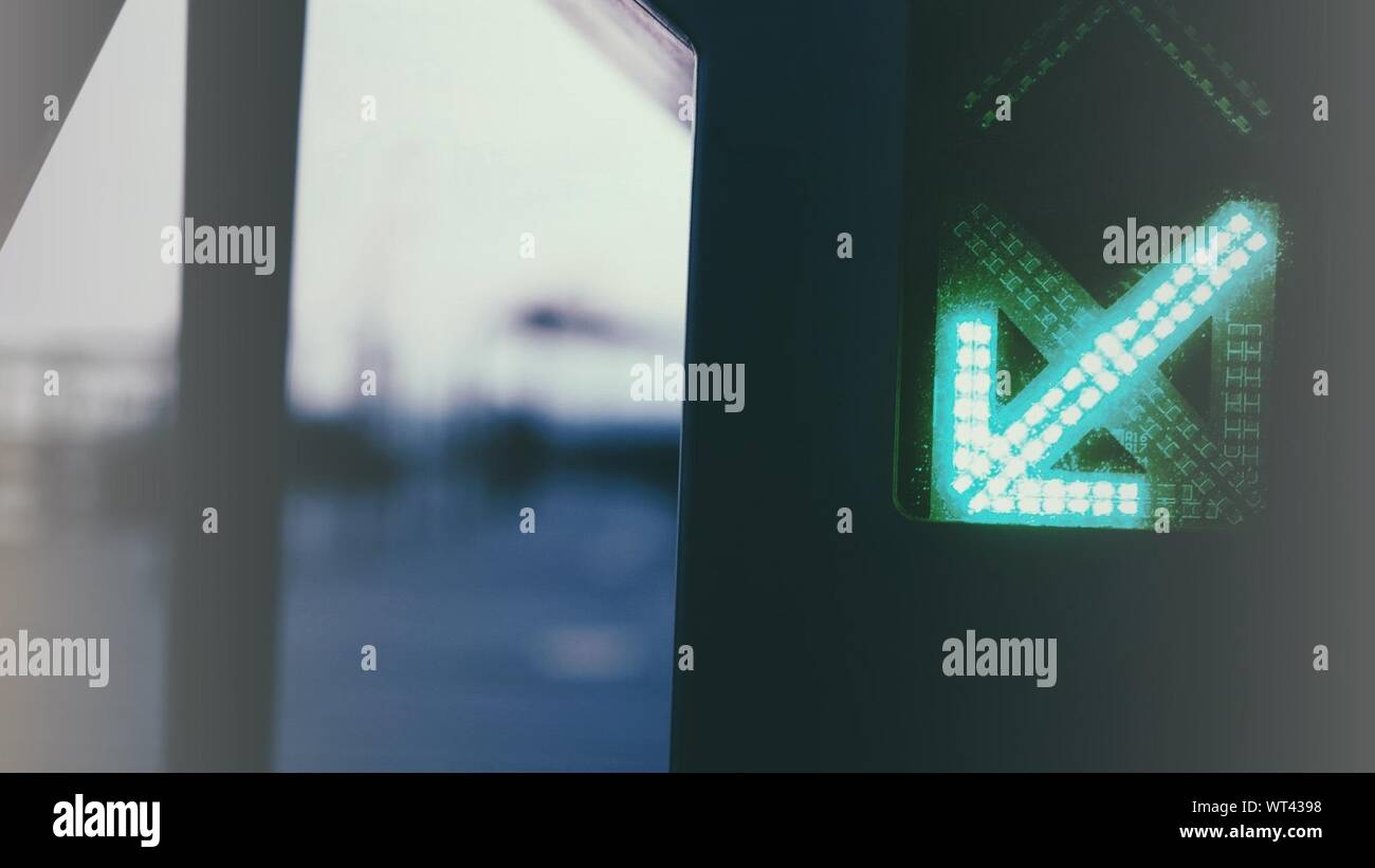 Green arrow light hi-res stock photography and images - Alamy