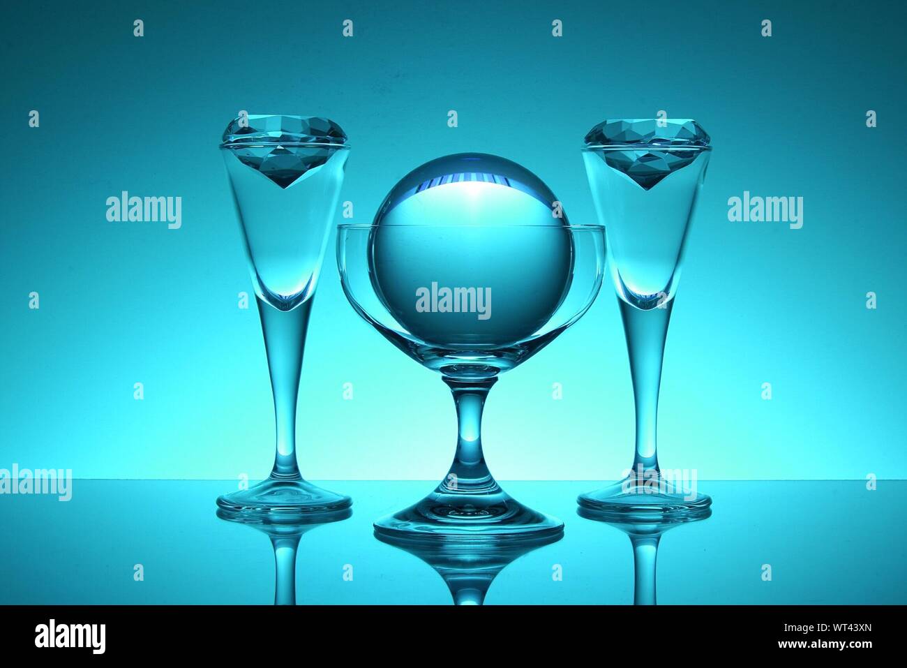 Crystal blue background hi-res stock photography and images - Alamy