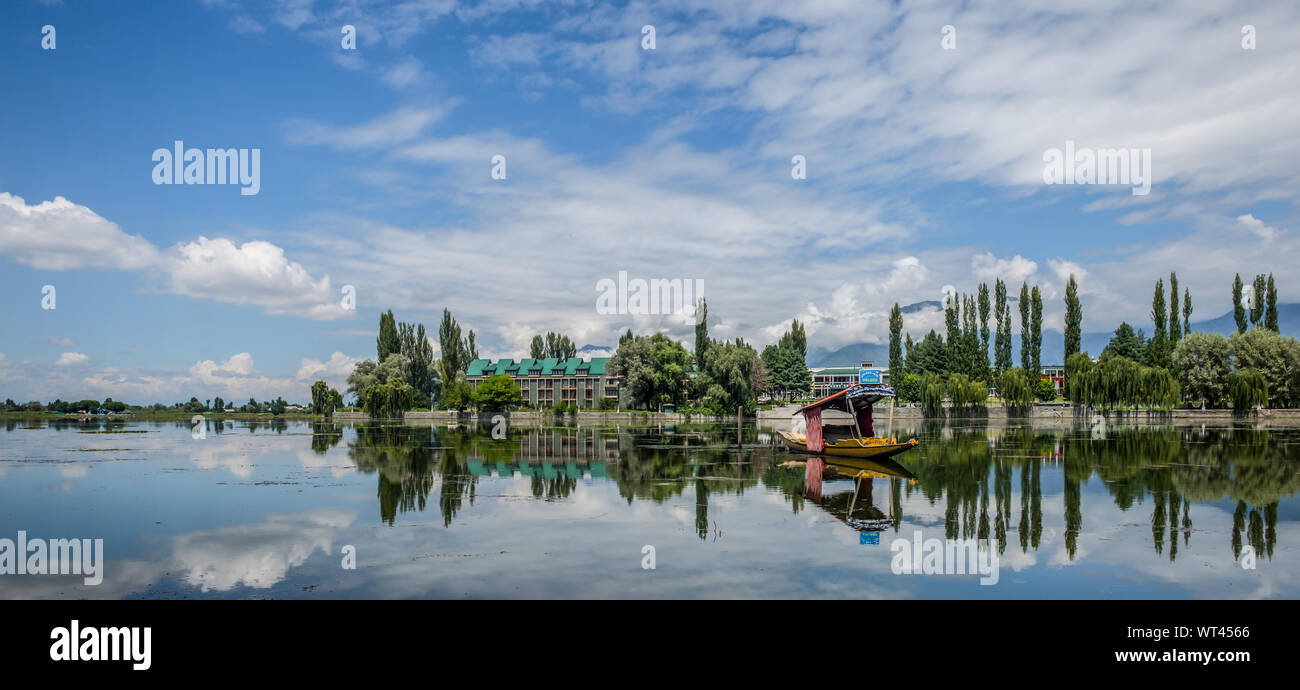 A landscape view of Dal Lake in Srinagar Stock Photo - Alamy