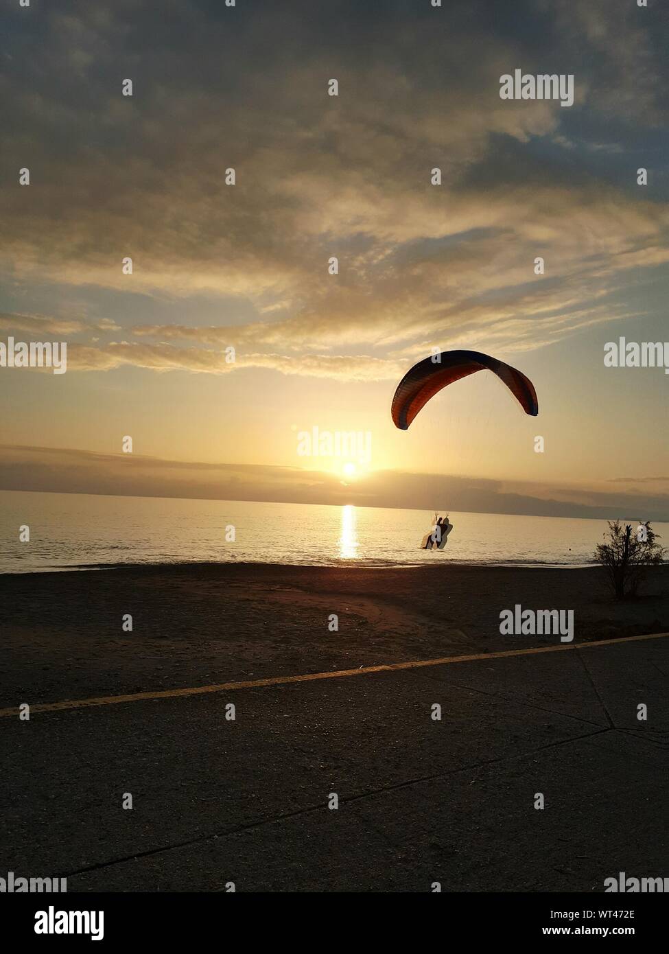 Paragliding in sunset hi-res stock photography and images - Alamy