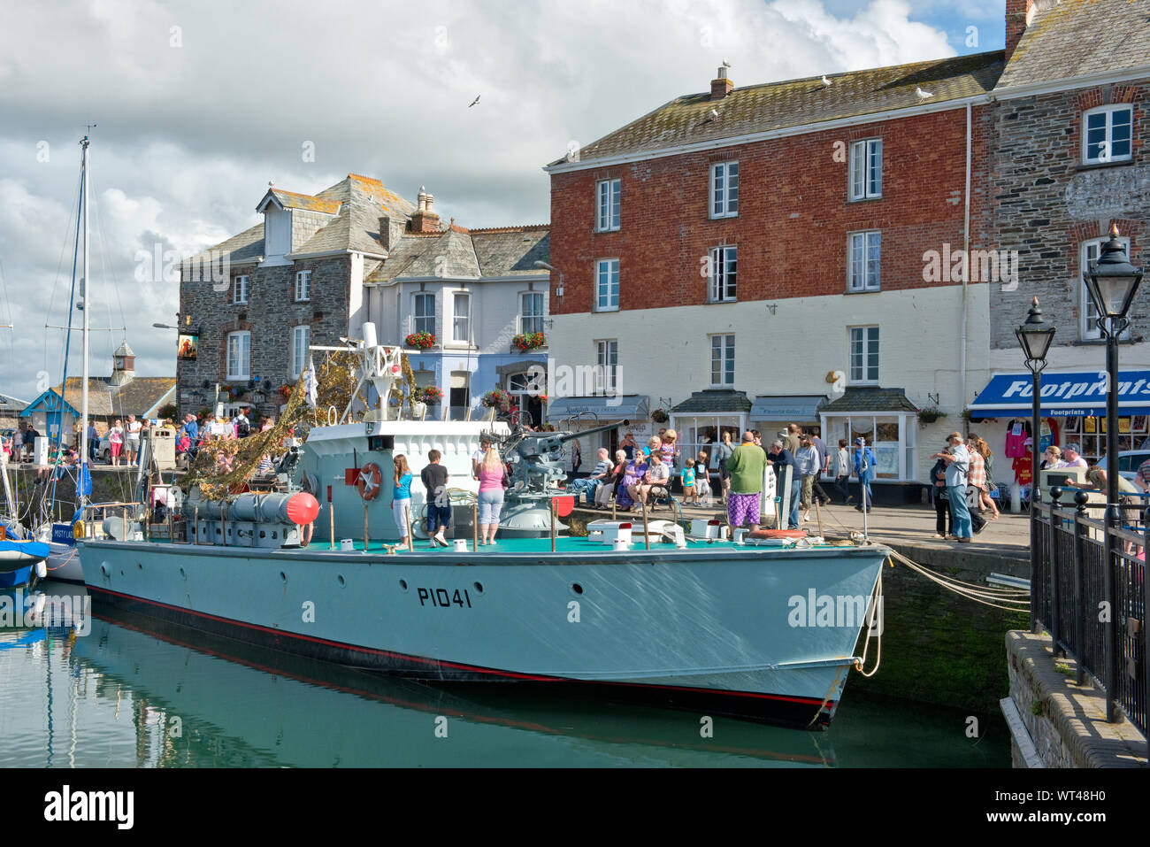 British navy gunboat world war 2 hi-res stock photography and images ...
