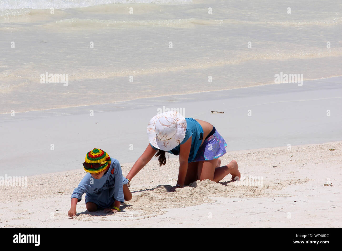 Children playing in sand hi-res stock photography and images - Alamy