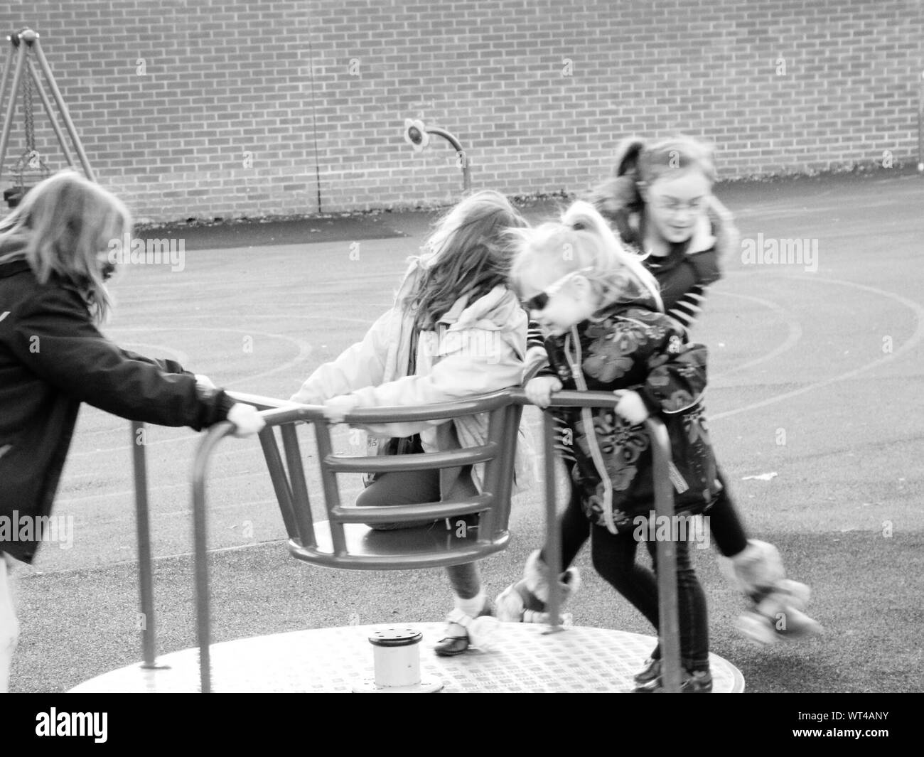 Children playing round hi-res stock photography and images - Alamy