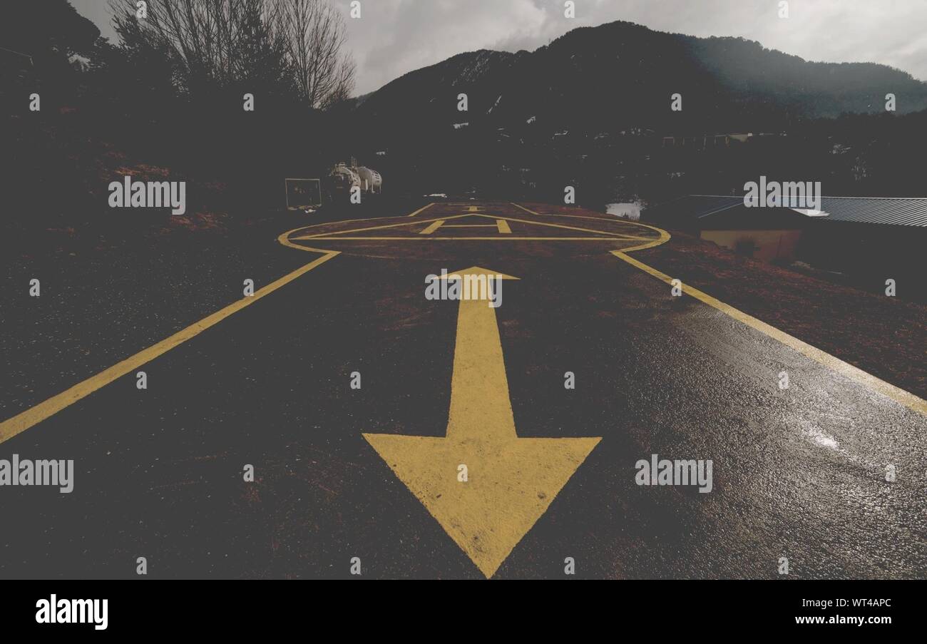 Helipad marking hi-res stock photography and images - Alamy