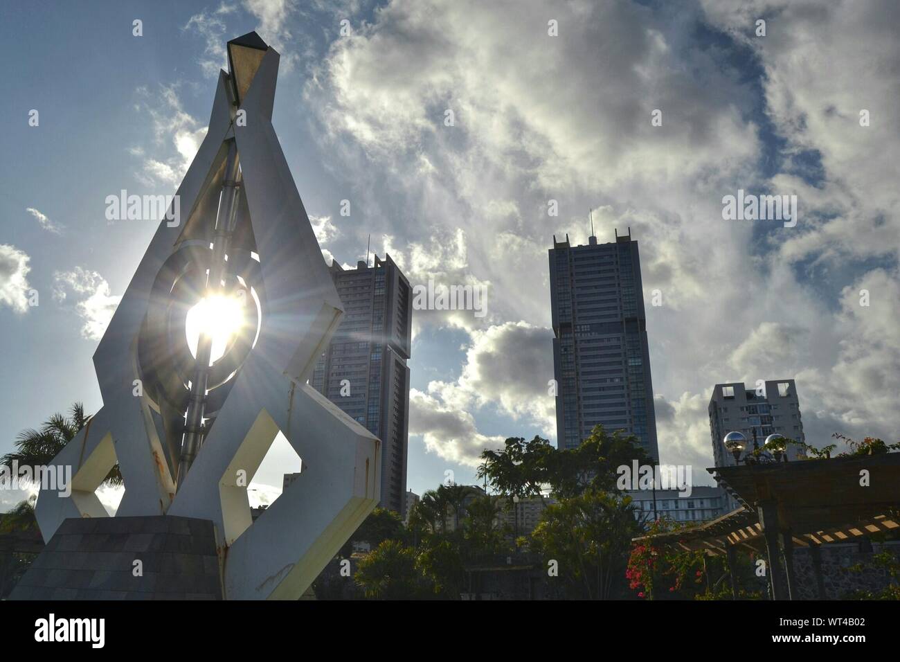 Modern high tall sculpture hi-res stock photography and images - Alamy