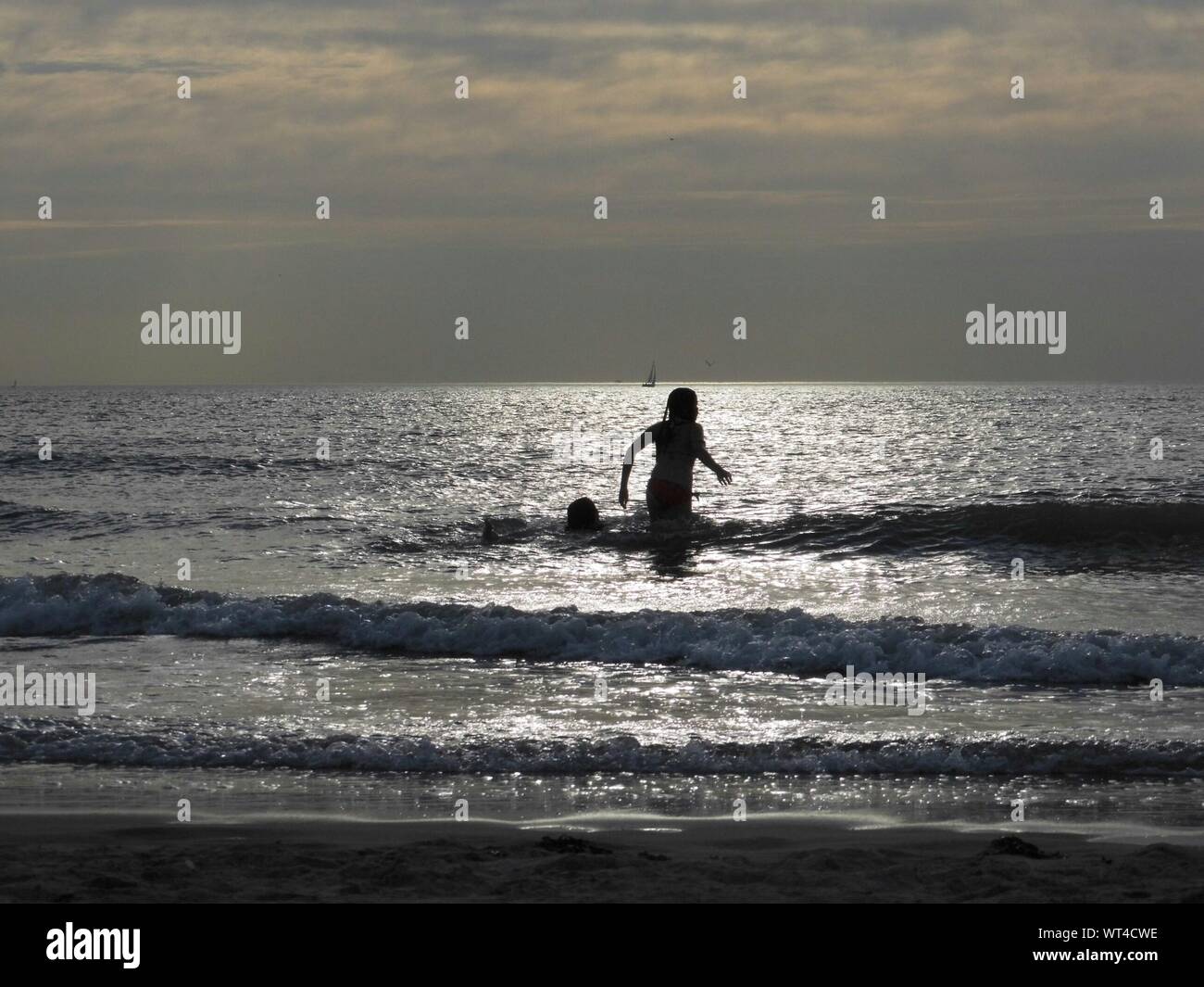 Two girls swimming hi-res stock photography and images - Alamy Two girls swimming hi-res stock photography and images - Alamy