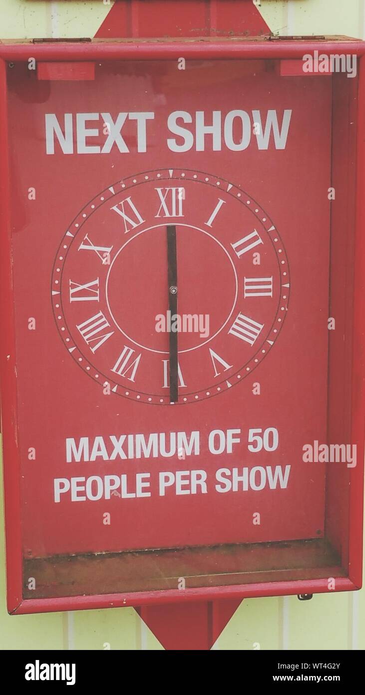 Red street sign hi-res stock photography and images - Alamy