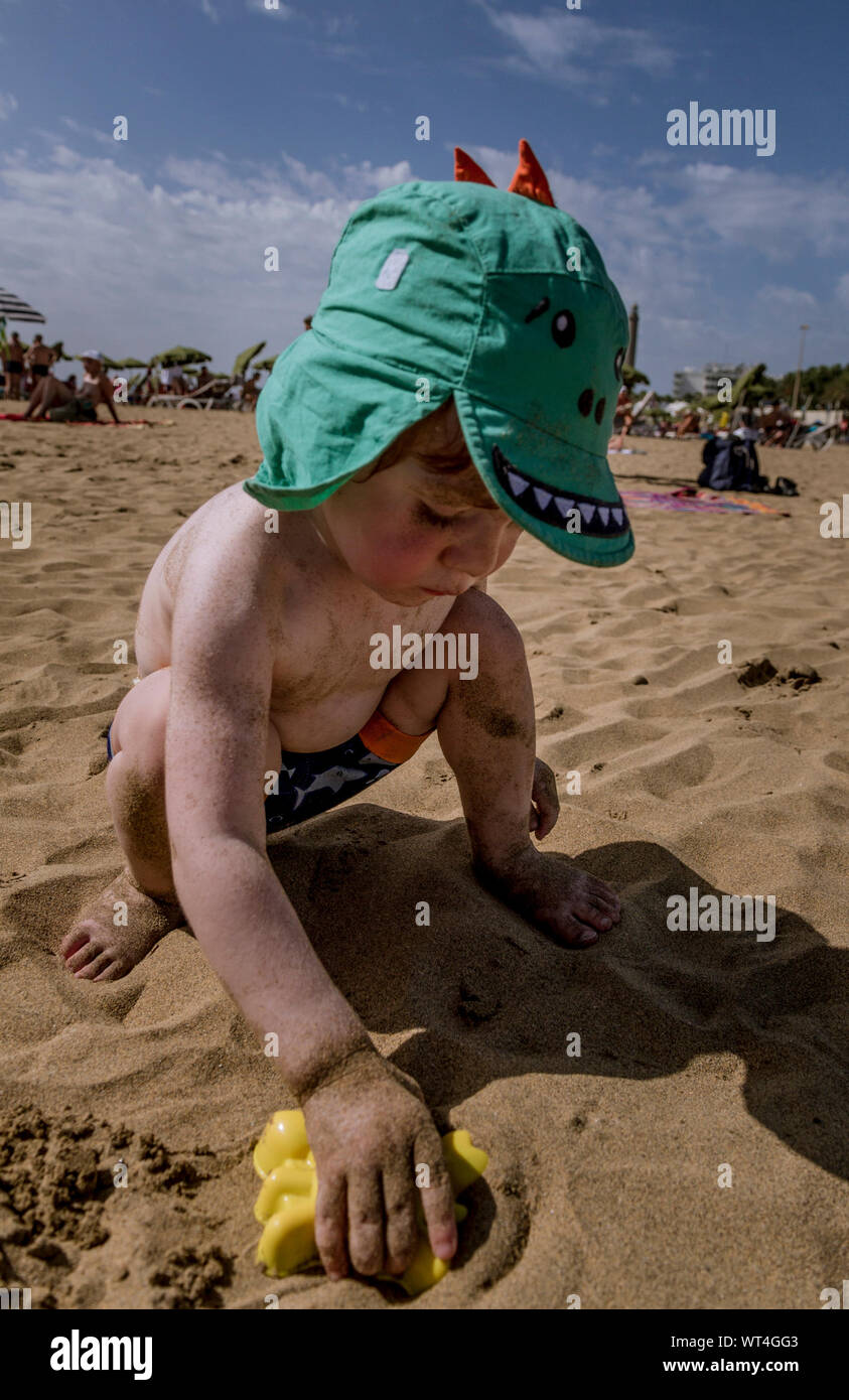 Child playing in sand hi-res stock photography and images - Alamy